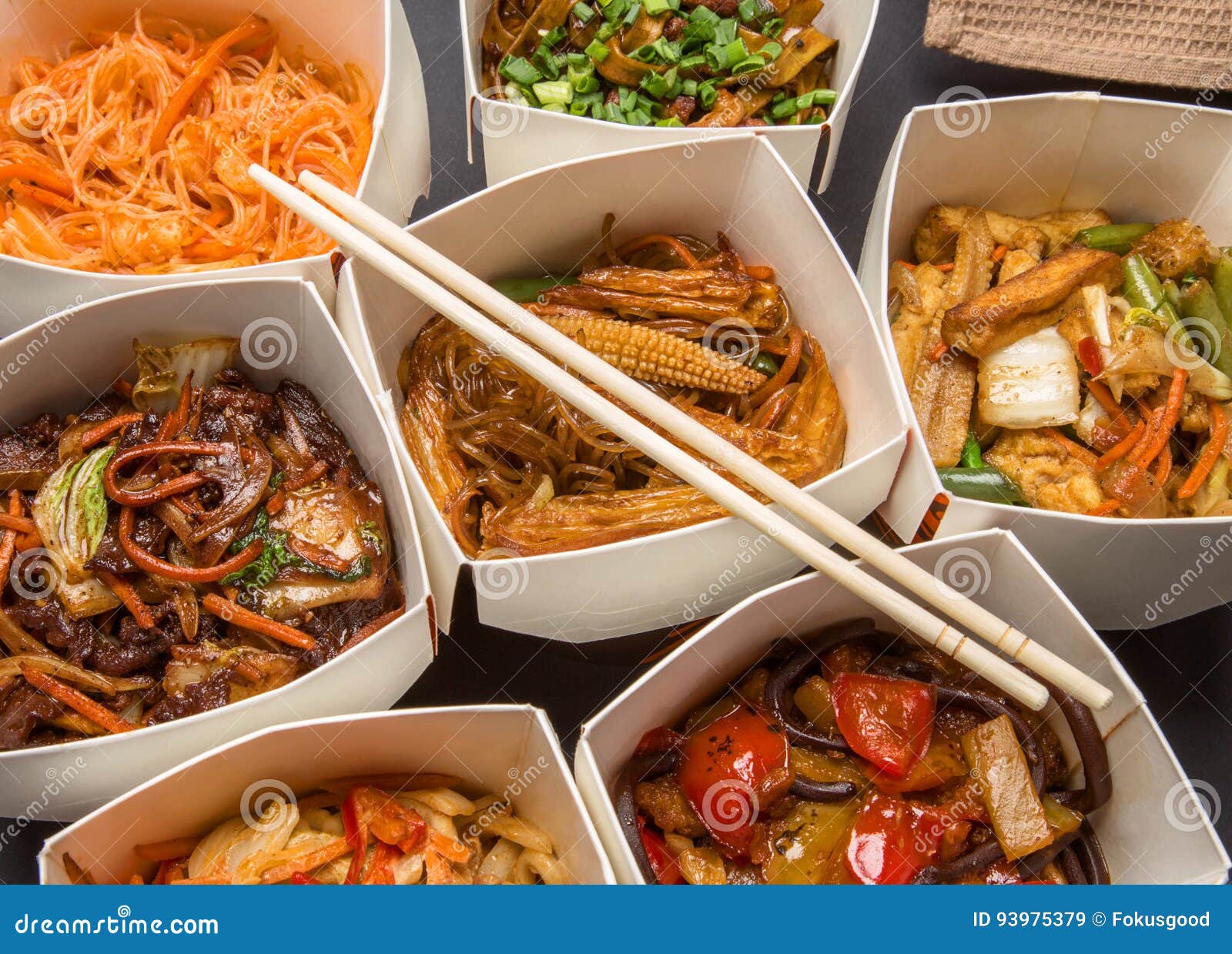 Comida China En Diversas Cajas De Cartón Imagen de archivo - Imagen de ...