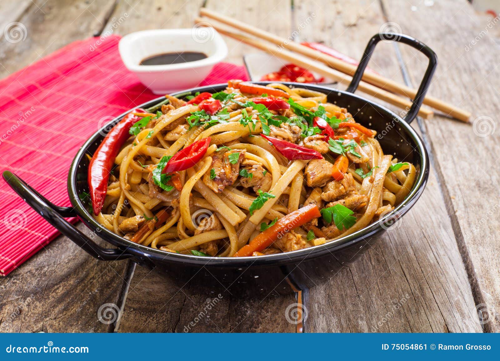 Comida china en el wok imagen de archivo. Imagen de palillos - 75054861