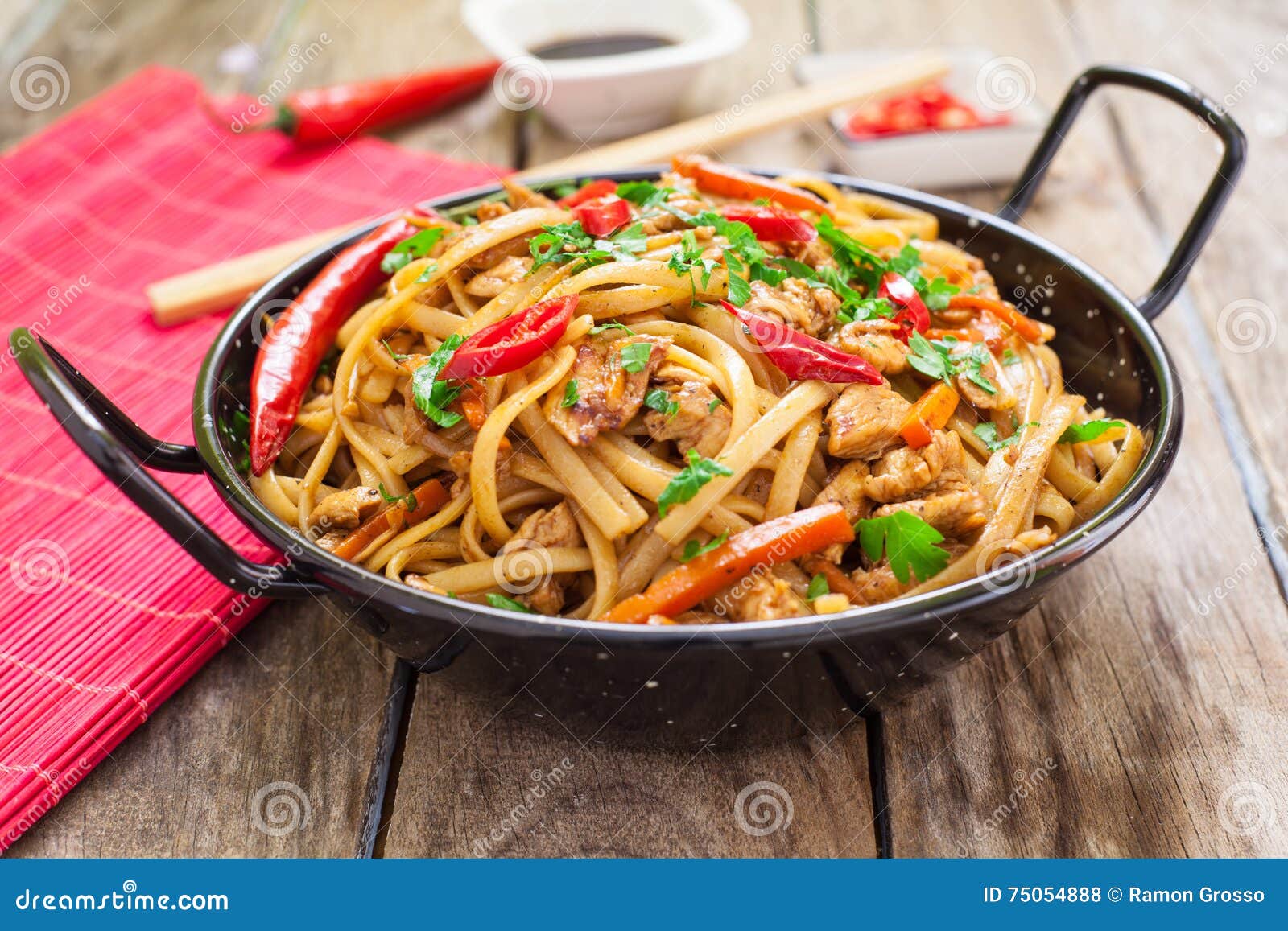 Comida china en el wok foto de archivo. Imagen de cebolla - 75054888