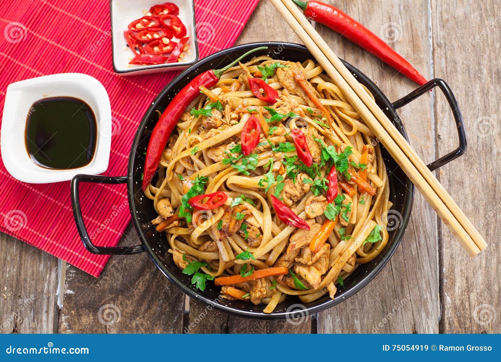 Comida china en el wok imagen de archivo. Imagen de popular - 75054919