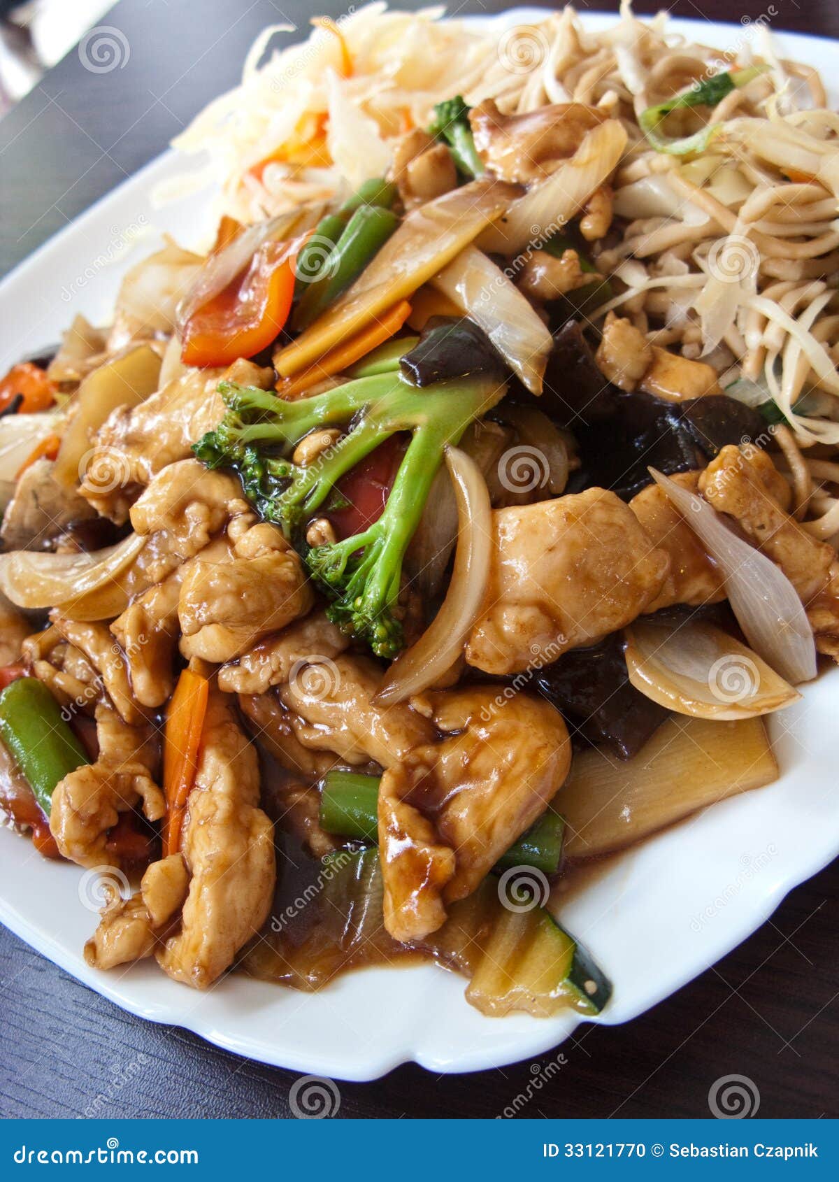Comida China En Restaurante Elegante Foto de archivo - Imagen de ...