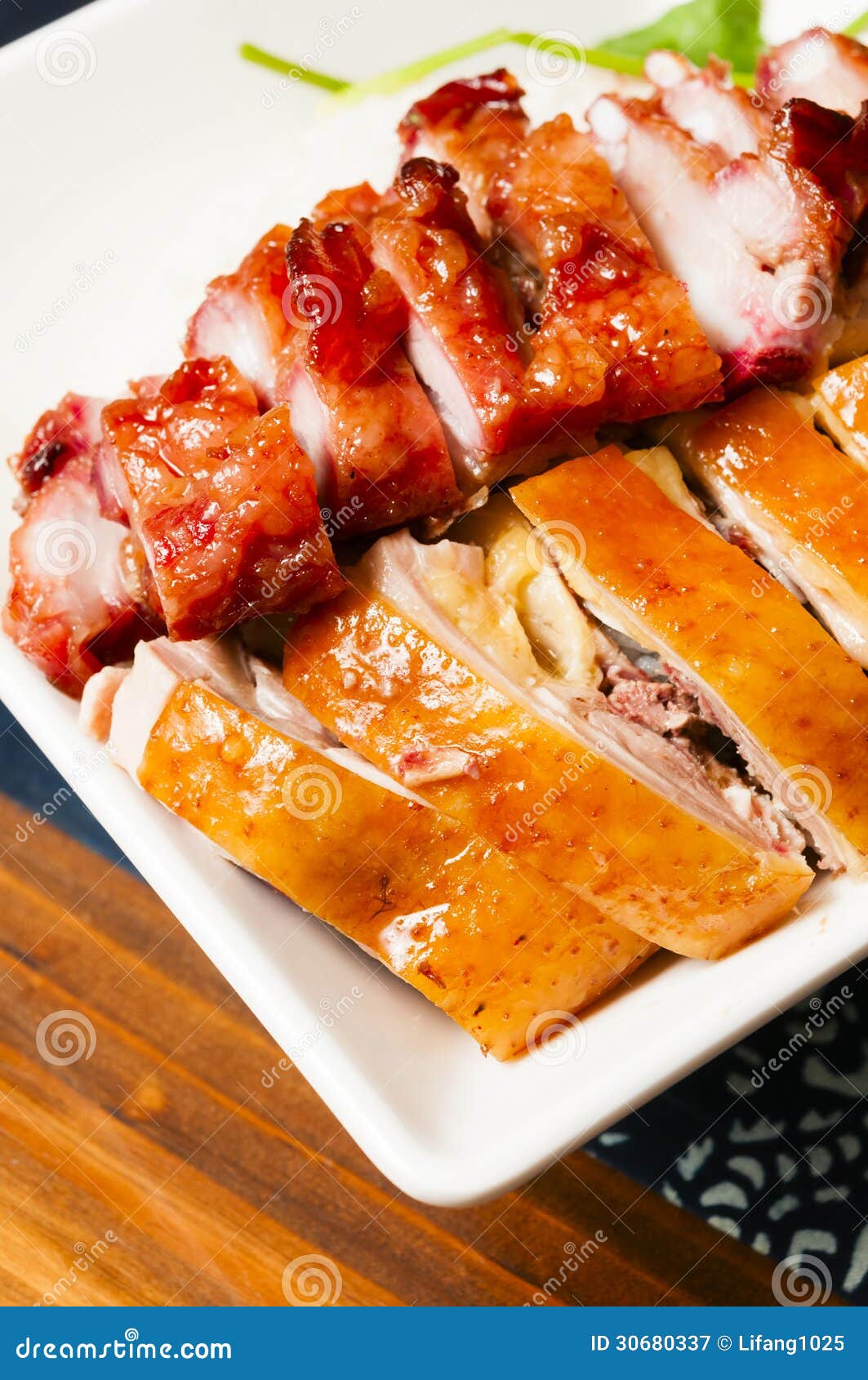 Comida China--Pollo Asado Y Cerdo Asado a La Parilla Imagen de archivo ...