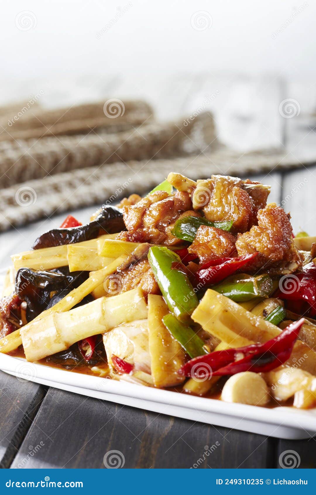 Comida Chinesa Deliciosa Frango Frito Com Tiros De Bambu Imagem de ...
