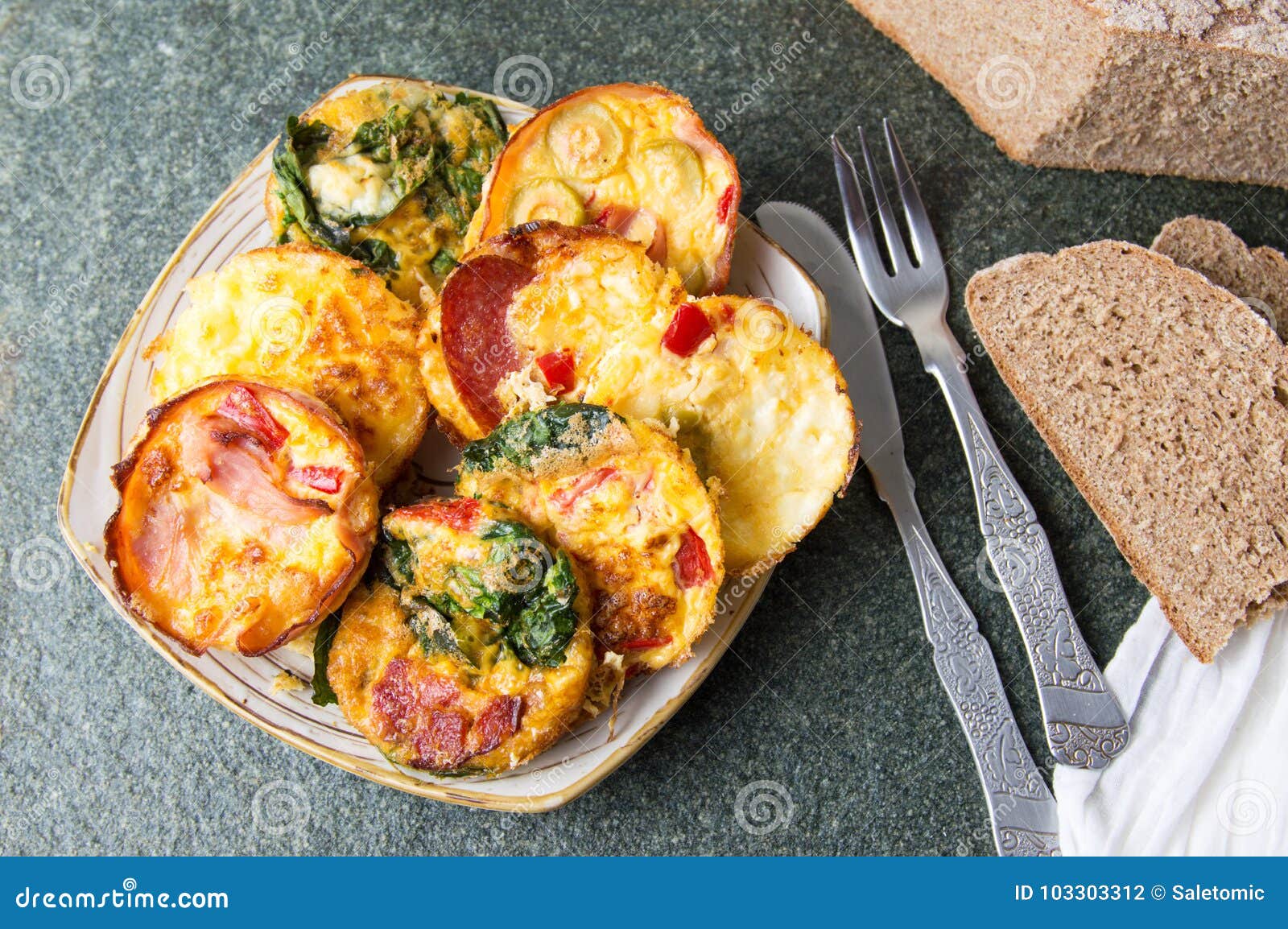 Comida Cocida Creativa Del Huevo Con Los Diversos Ingredientes Foto de ...