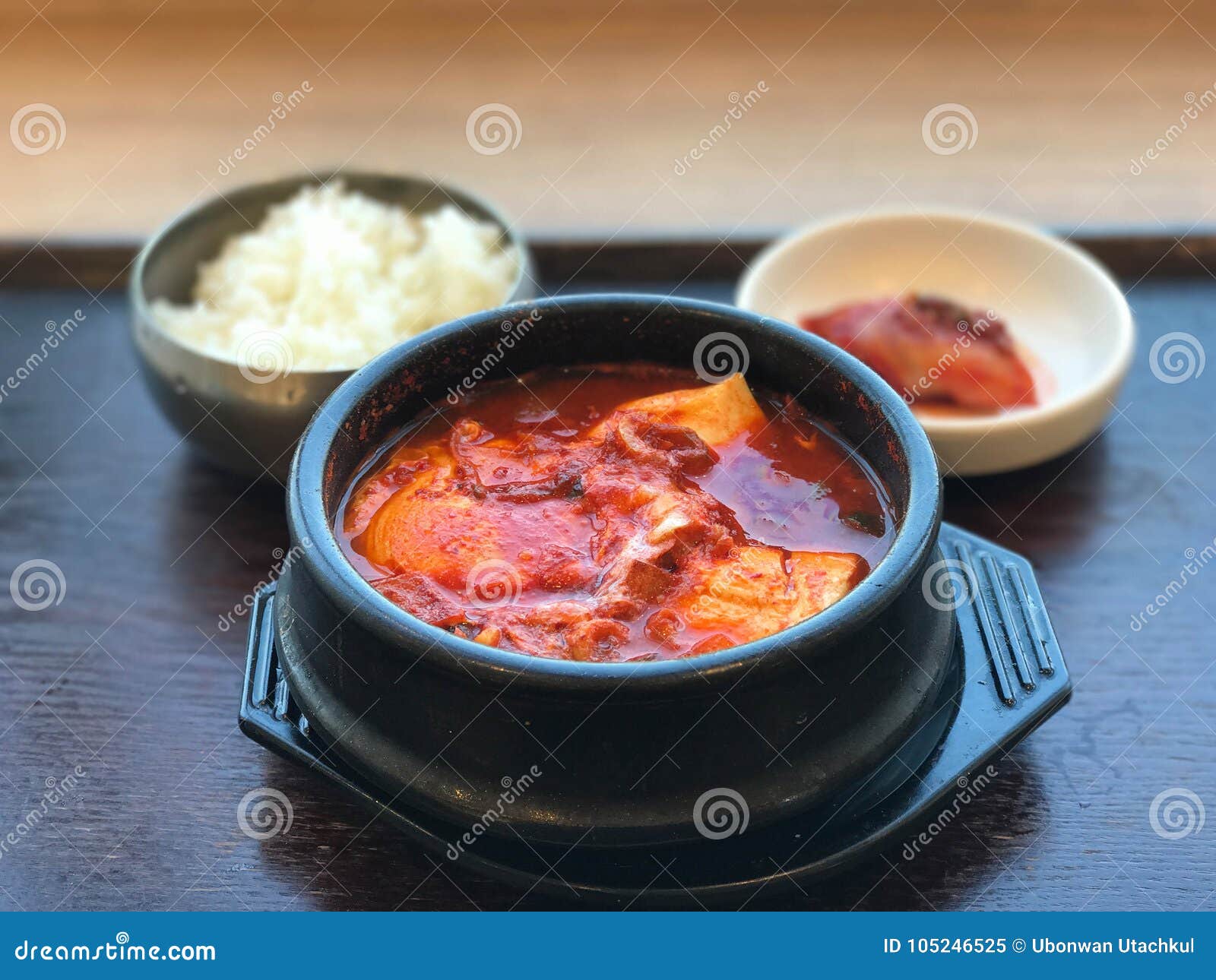 Comida Coreana Tradicional, Sopa Del Kimchi En Pote De Arcilla Imagen ...