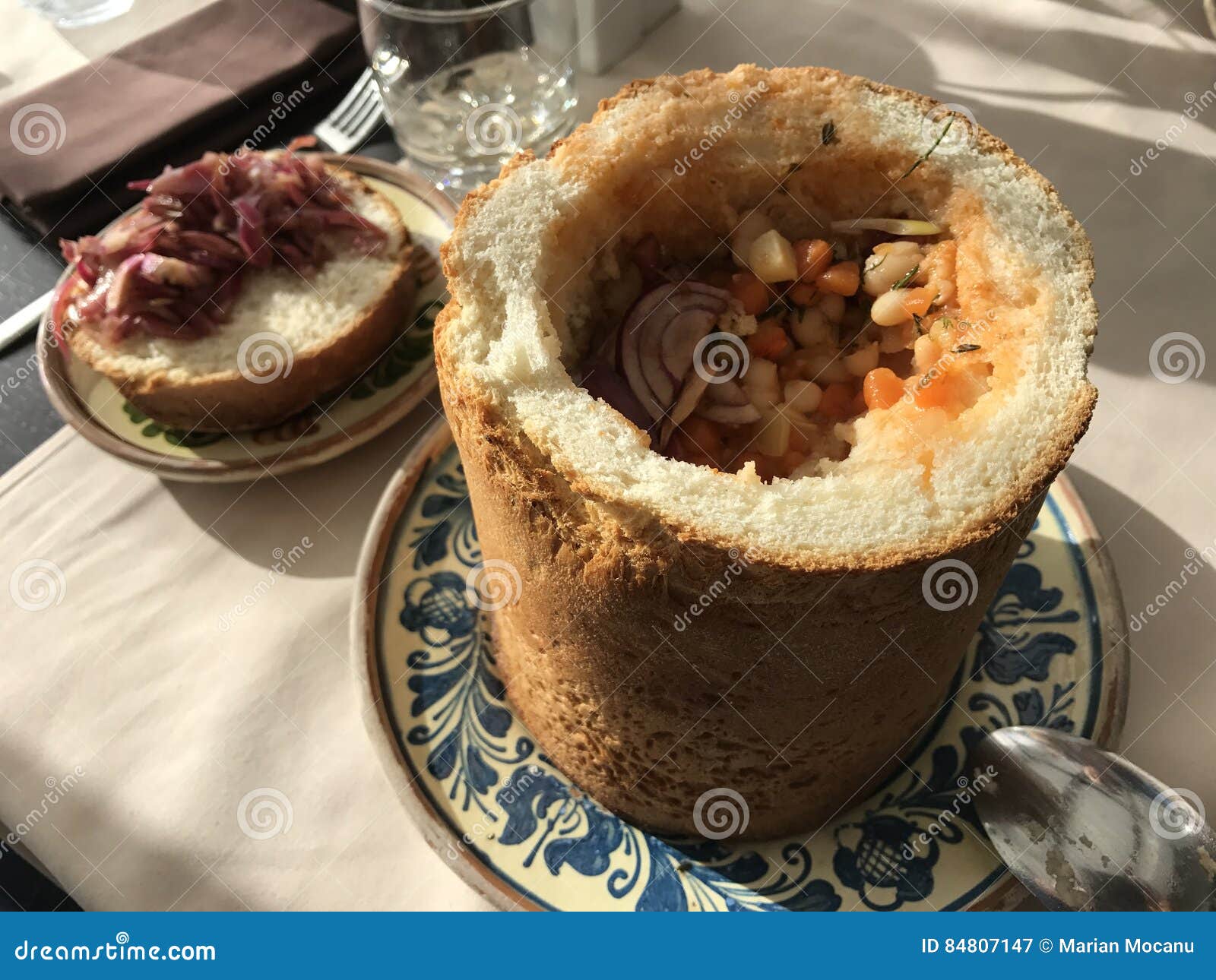 Comida De La Haba En Pan Con La Cebolla Imagen de archivo - Imagen de ...