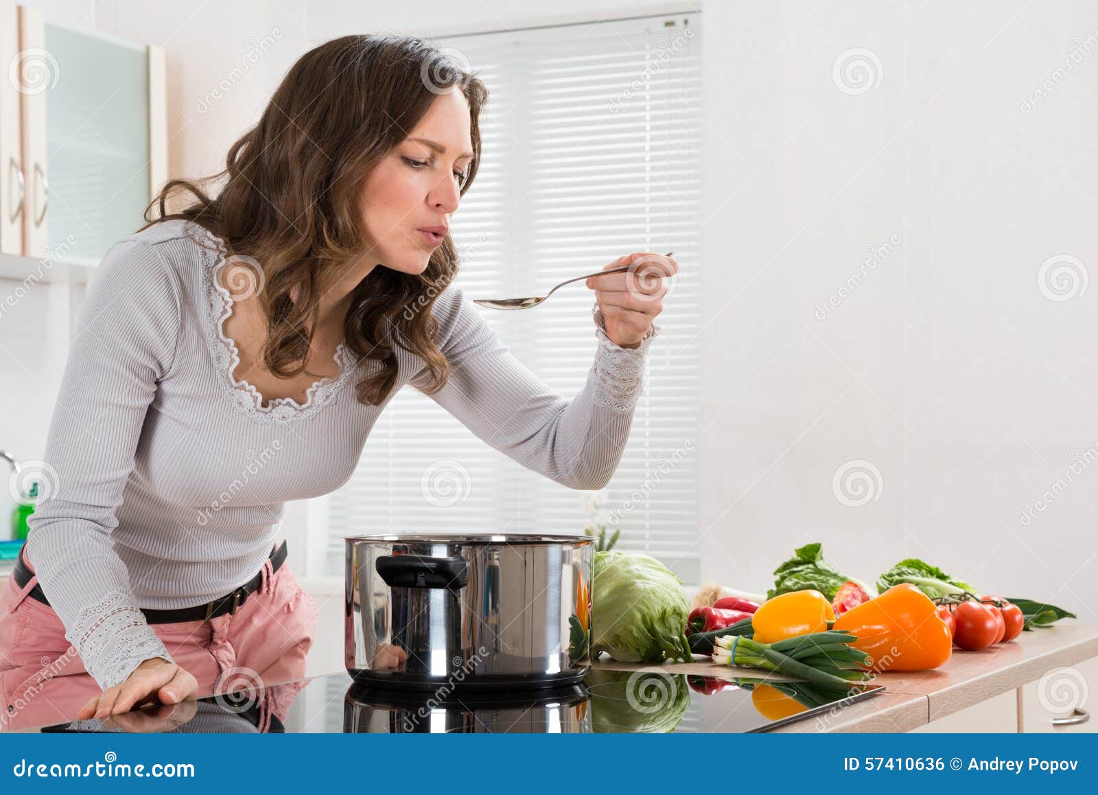 Comida De La Prueba De La Mujer Joven Foto de archivo - Imagen de ...
