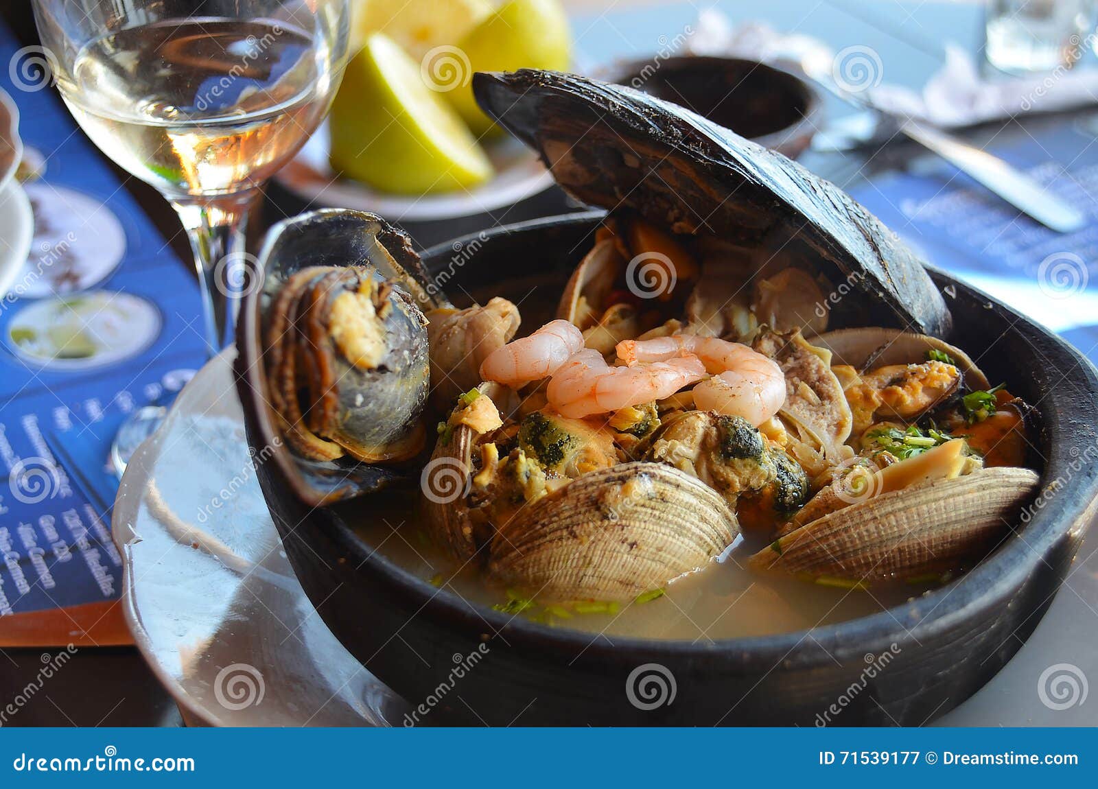 Comida De La Sopa De Los Mariscos Y Vino Blanco De Chile Imagen de ...
