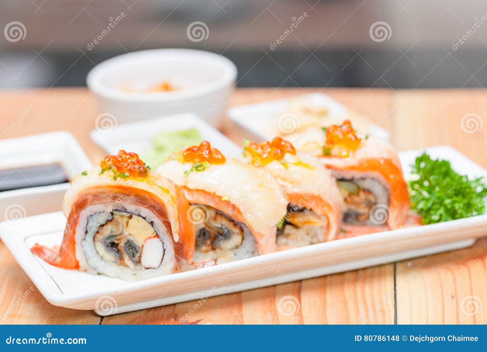 Comida de Maki Japanese foto de archivo. Imagen de oriental - 80786148