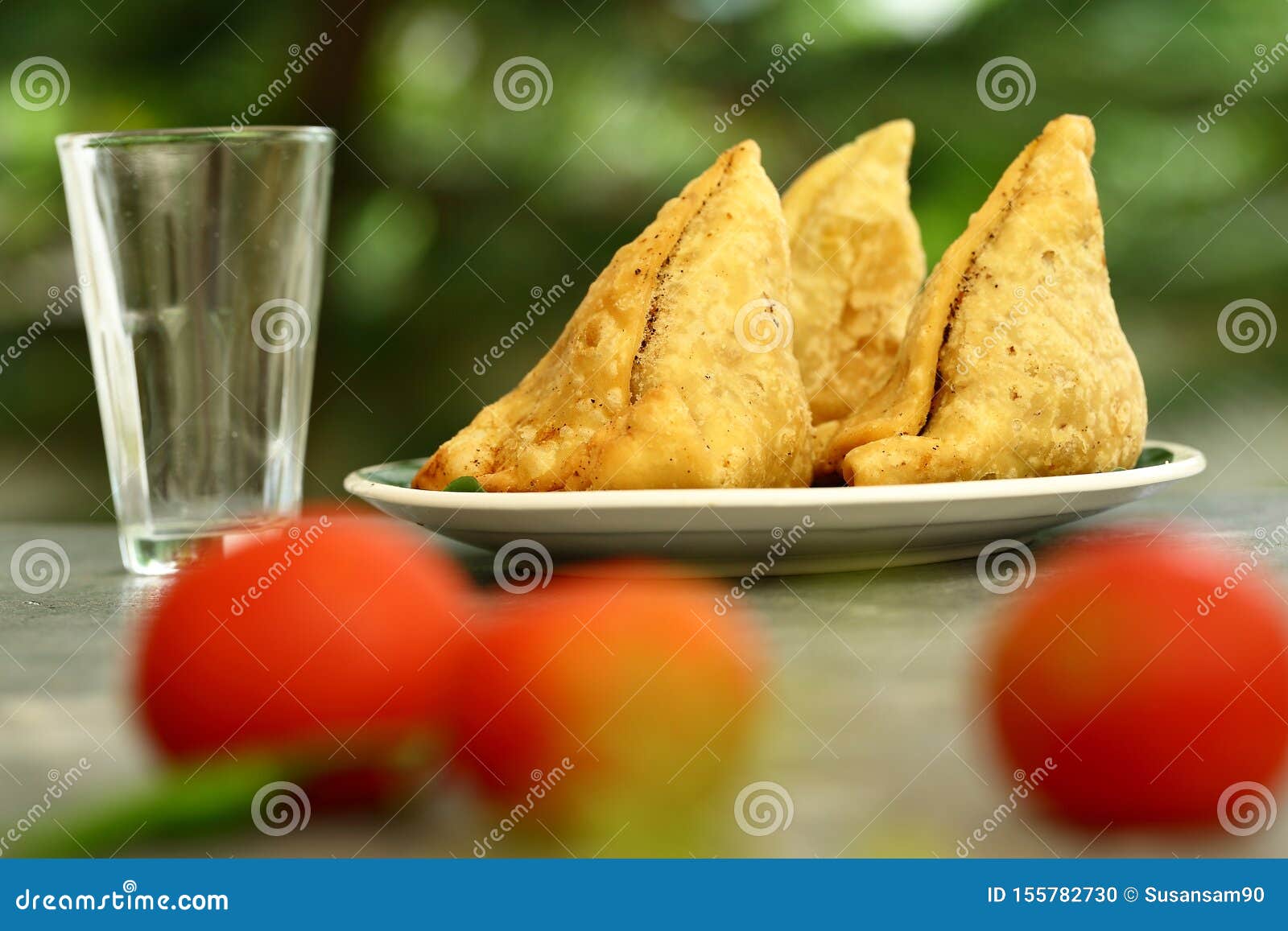 Comida De Rua Indiana - Samosa Vegana Picante Foto de Stock - Imagem de ...