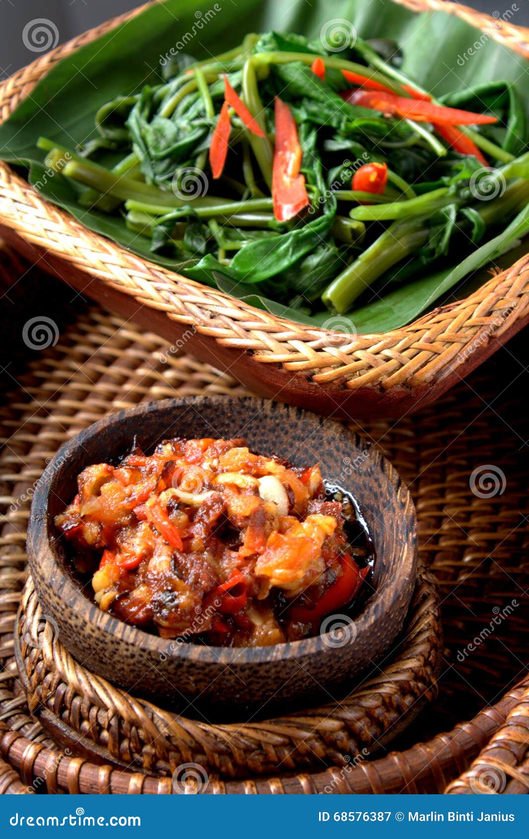 Comida del Balinese imagen de archivo. Imagen de mimbre - 68576387