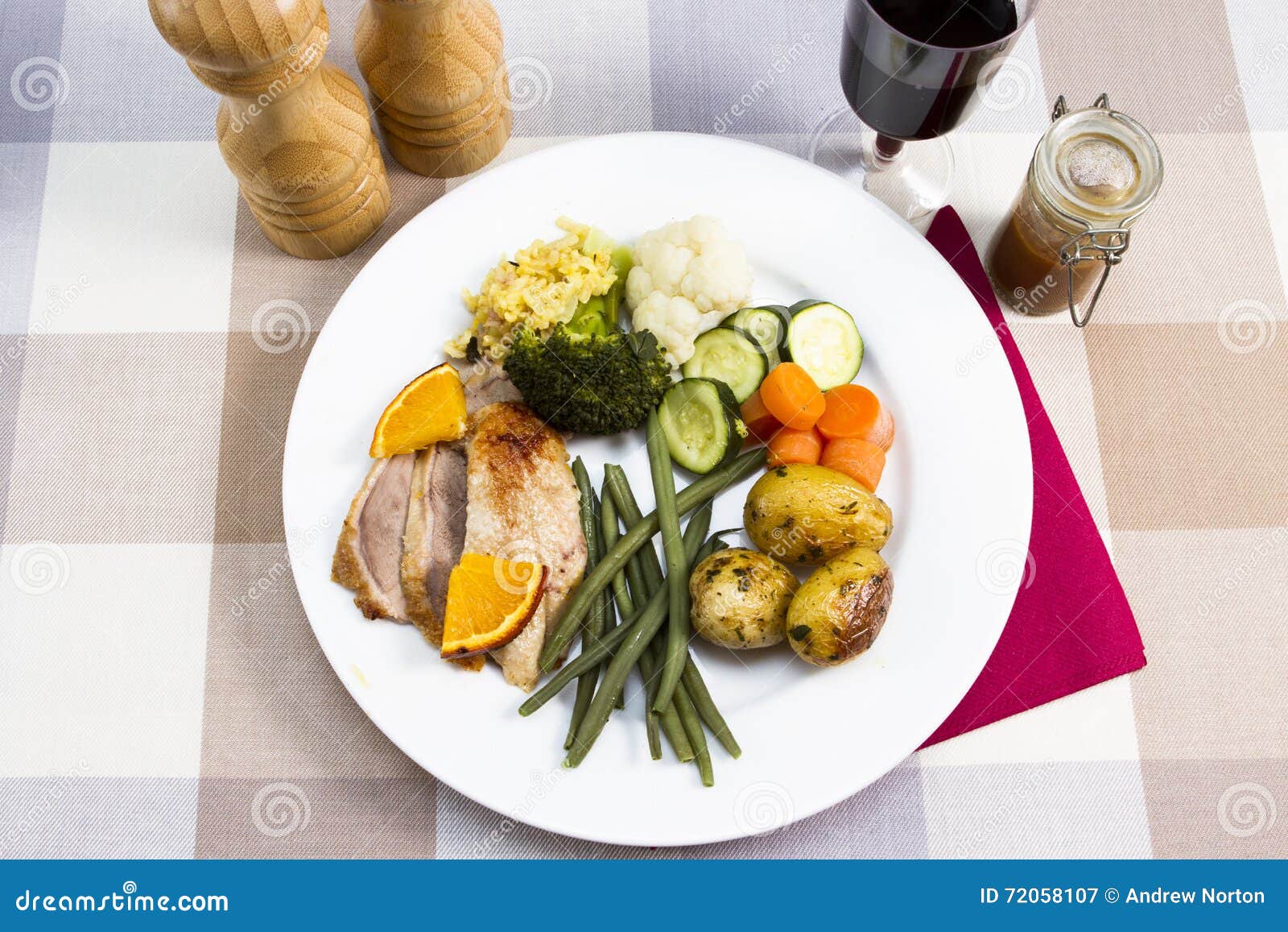 Comida Del Pato De Carne Asada Imagen de archivo - Imagen de delicioso ...