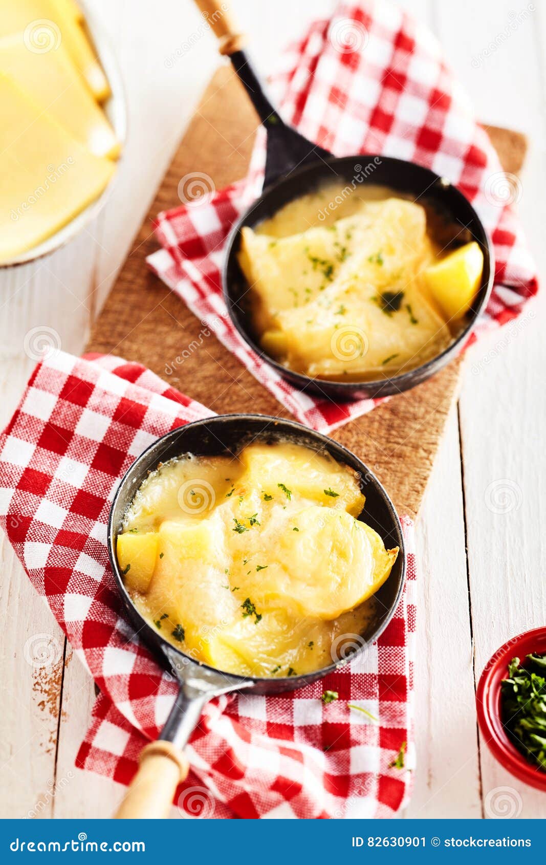 Comida Del Queso Suizo Tradicional Del Raclette Imagen de archivo ...