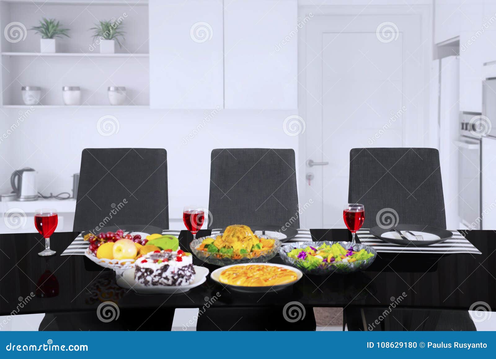 Comida Deliciosa Servida En La Mesa De Comedor Foto de archivo - Imagen ...