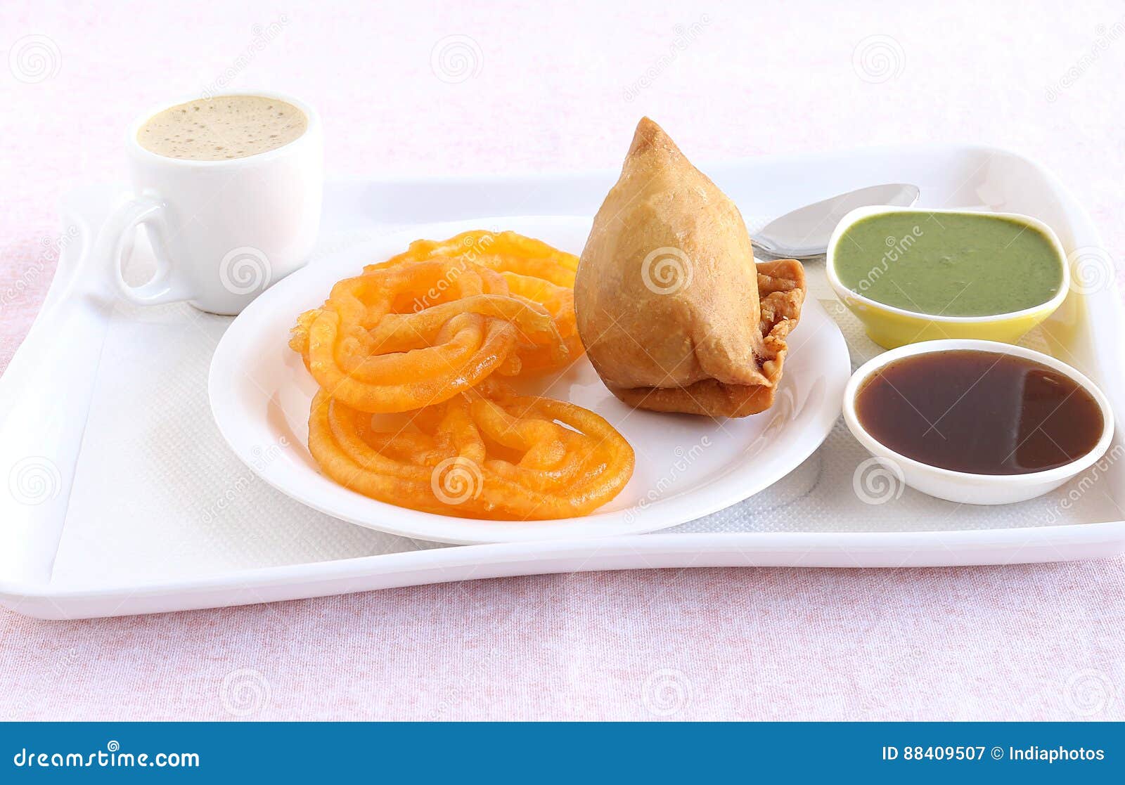 Comida Dulce India Jalebi Y Plato Sabroso Samosa Imagen de archivo ...