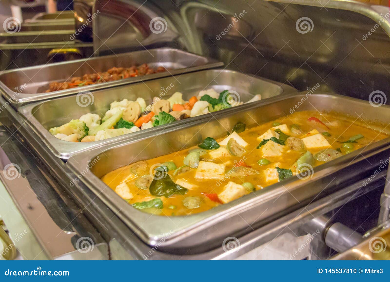 Comida En El Plato Caliente Para El Buffet Foto de archivo - Imagen de ...