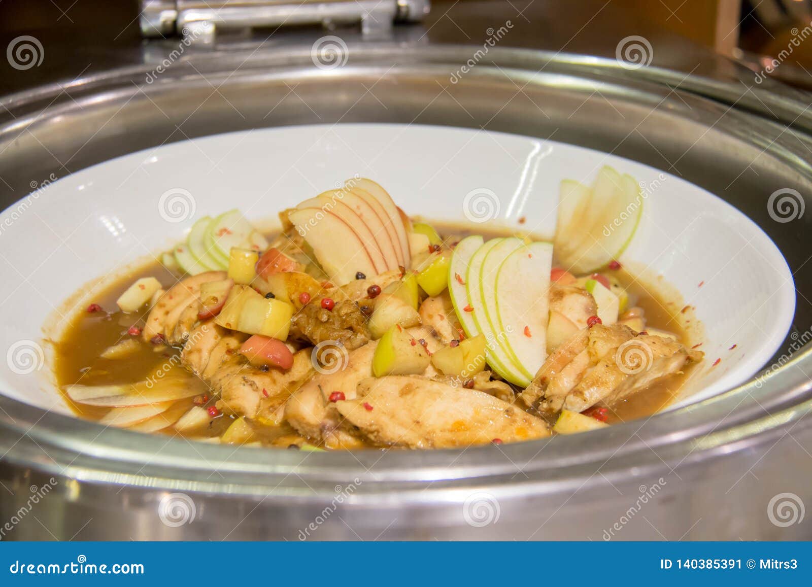 Comida En El Plato Para El Buffet En Restaurante Imagen de archivo ...