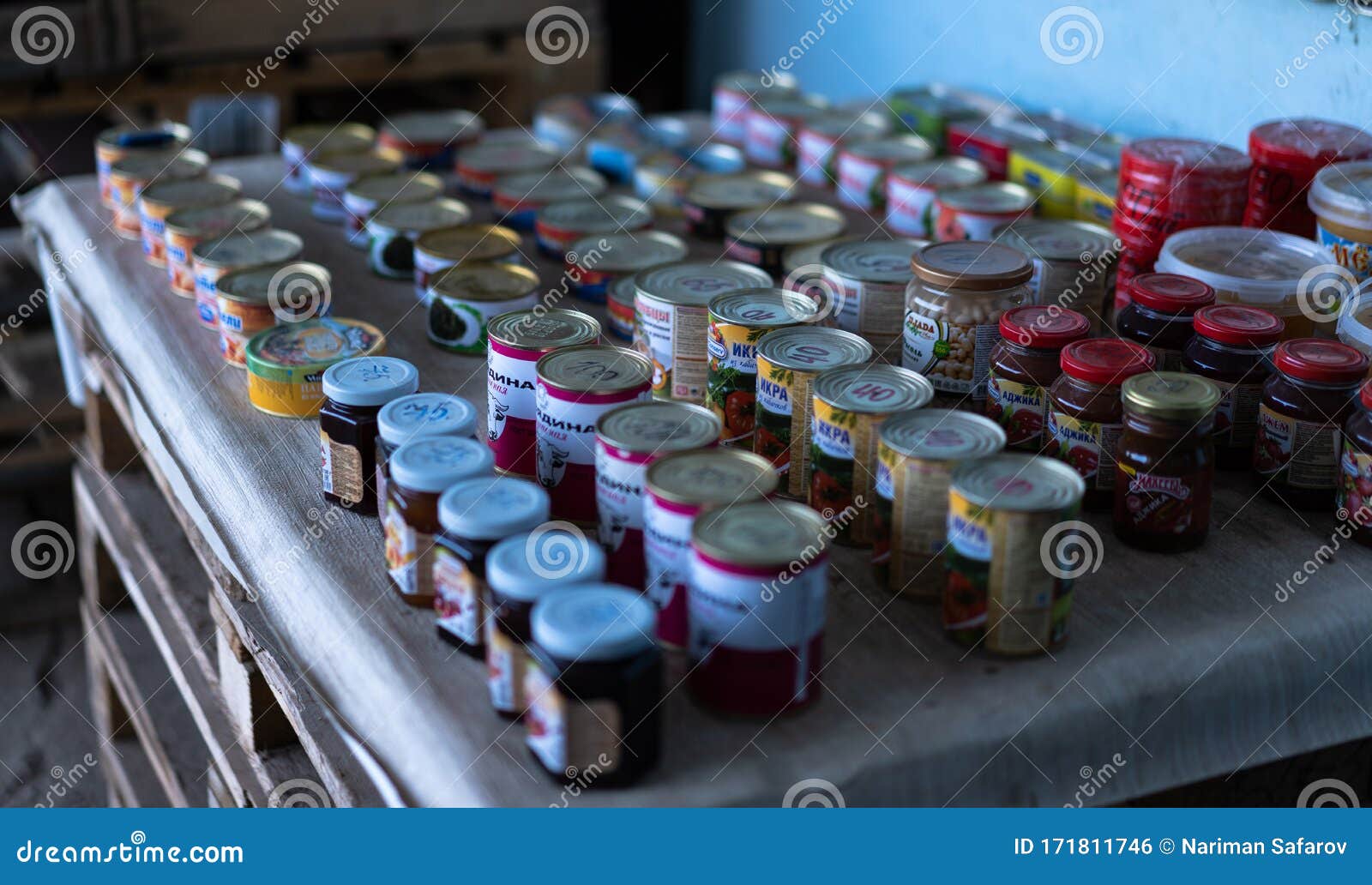 Comida En Lata En El Mostrador a La Venta Foto editorial - Imagen de ...