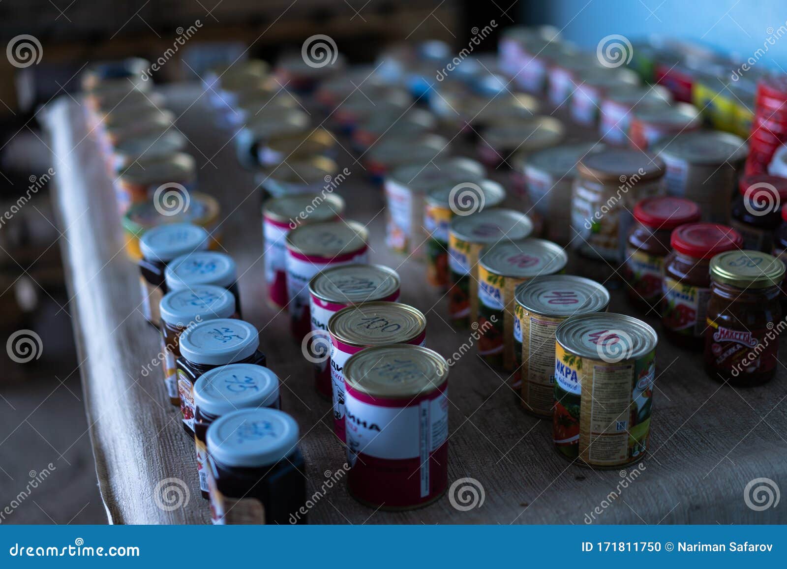 Comida En Lata En El Mostrador a La Venta Imagen editorial - Imagen de ...