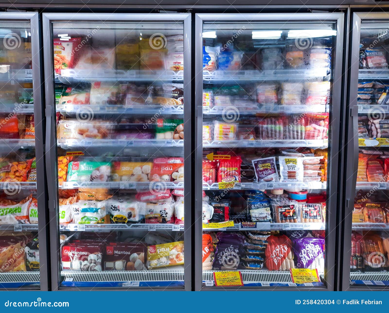 Comida En Nevera En Un Supermercado Imagen de archivo editorial ...