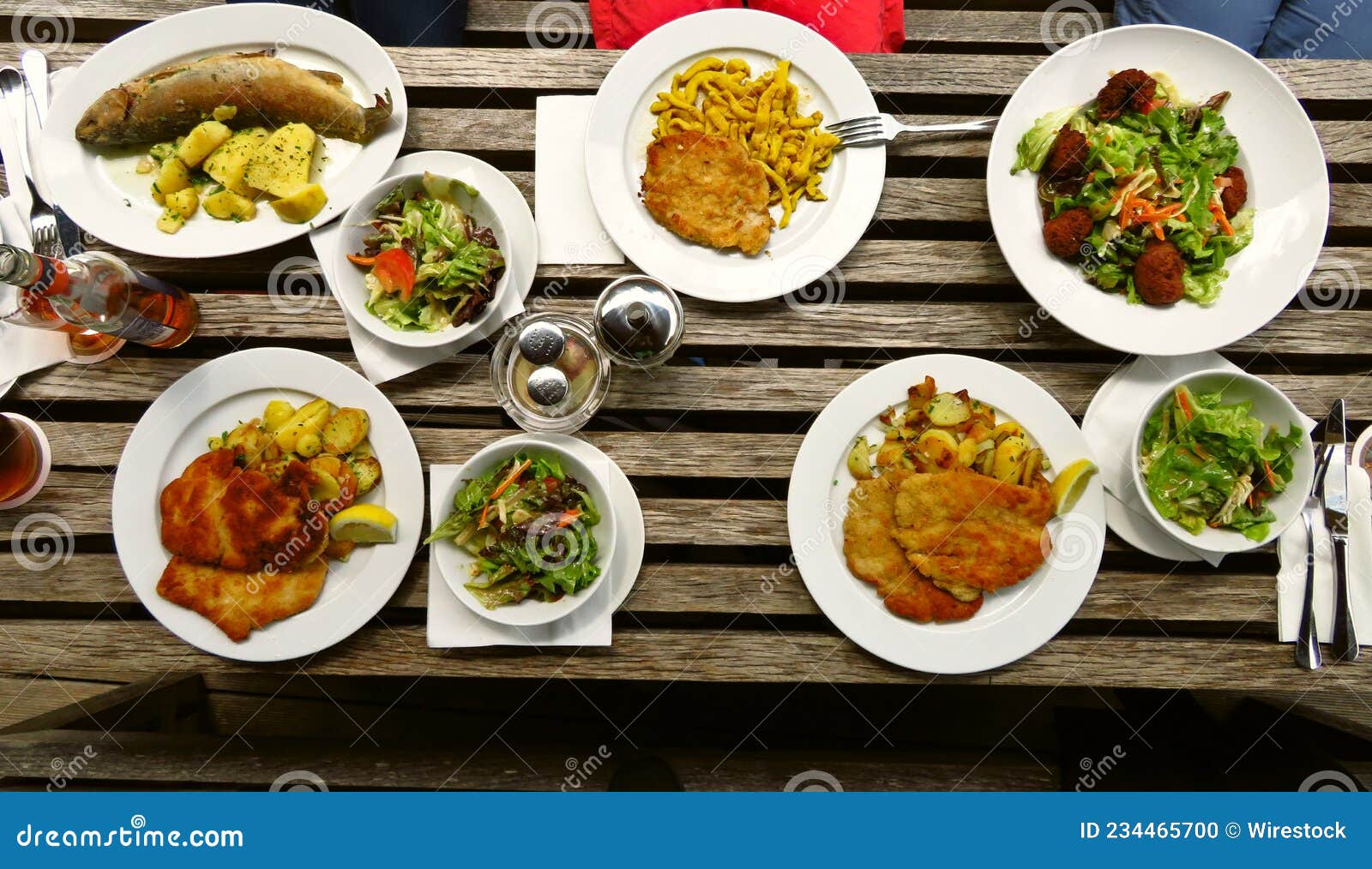 Comida en un restaurante foto de archivo. Imagen de schnitzel - 234465700