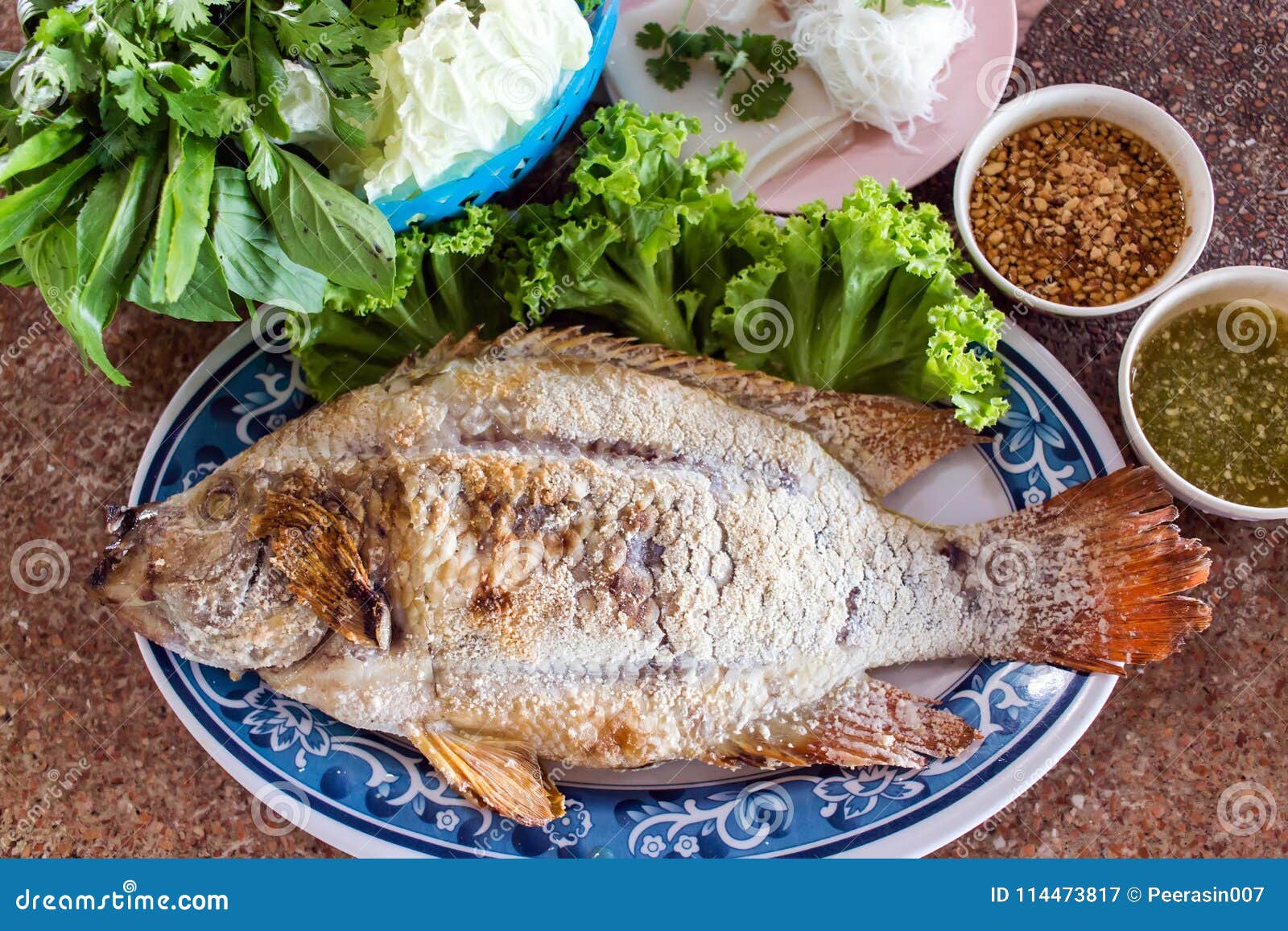 Comida Envuelta En Hojas Y Ruby Fish Asado a La Parrilla Imagen de ...