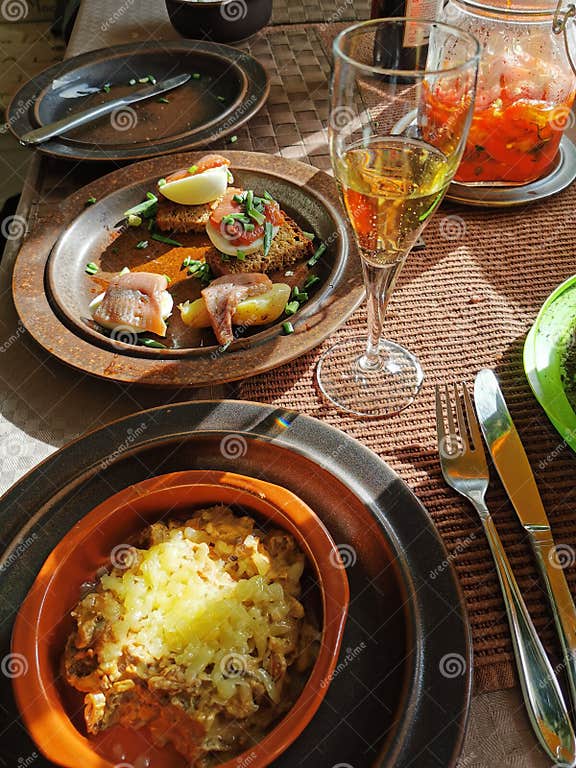 Comida fea tradicional imagen de archivo. Imagen de restaurante - 180273623