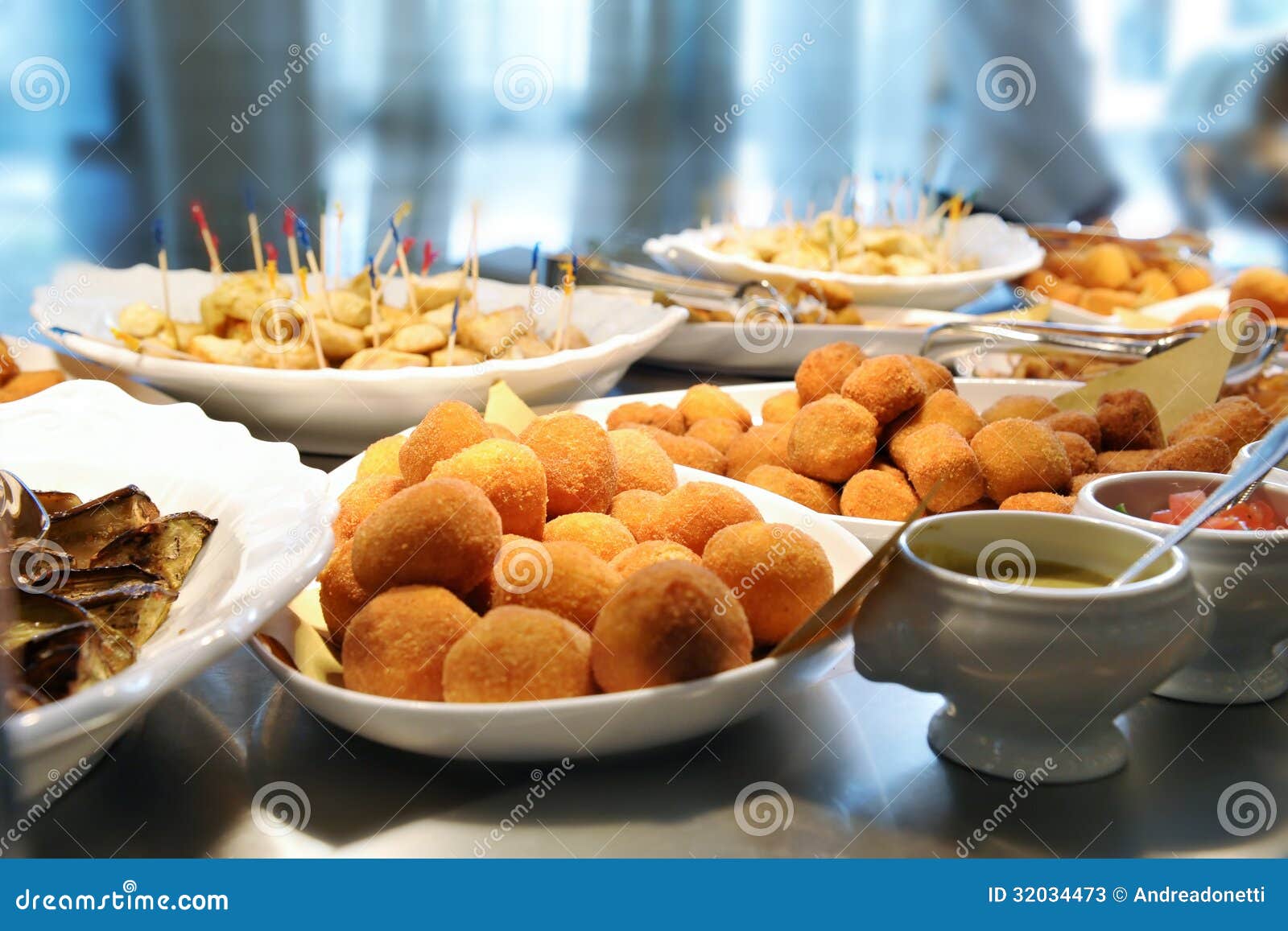 Comida Fría Con Los Diversos Platos Imagen de archivo - Imagen de ...