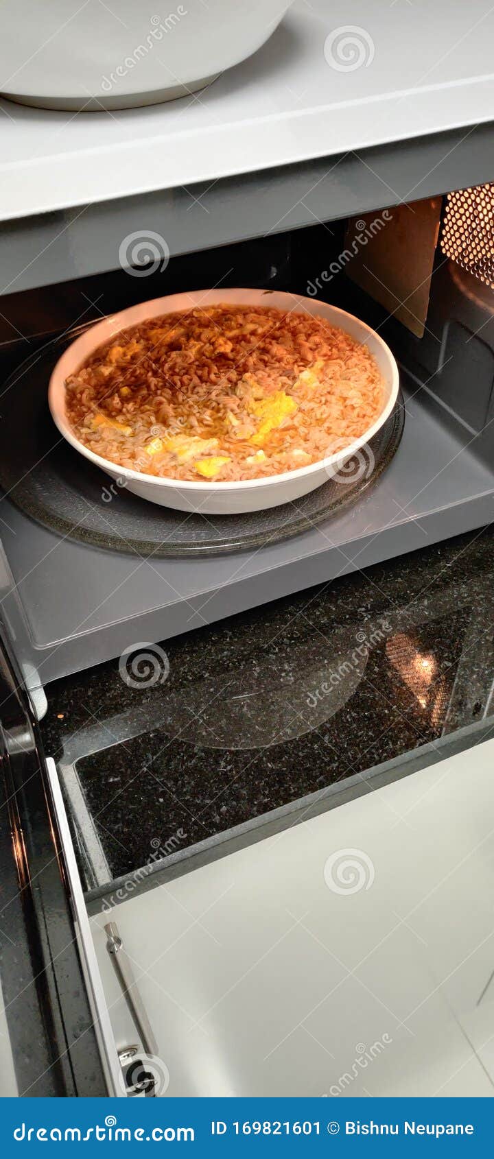 Comida Fresca Cocinada Con Horno Microondas Imagen de archivo - Imagen ...