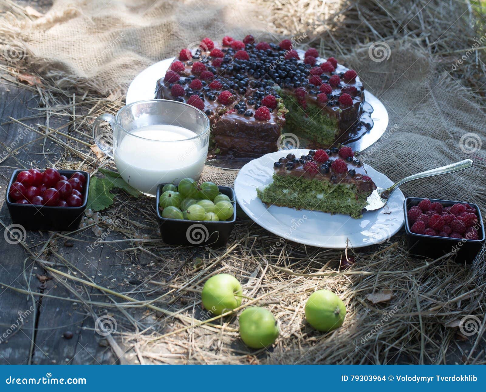 Comida fresca rural foto de archivo. Imagen de taza, torta - 79303964