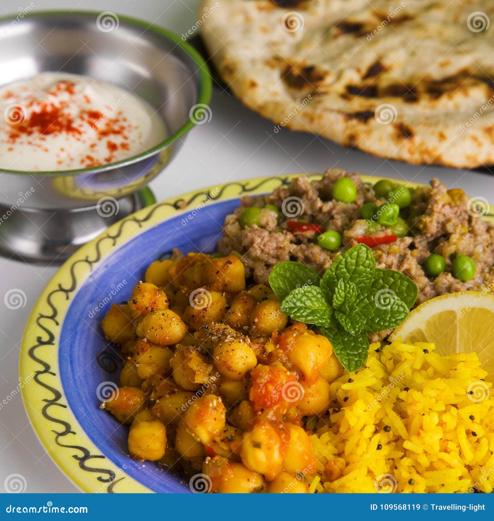 Comida india con Naan imagen de archivo. Imagen de amarillo - 109568119