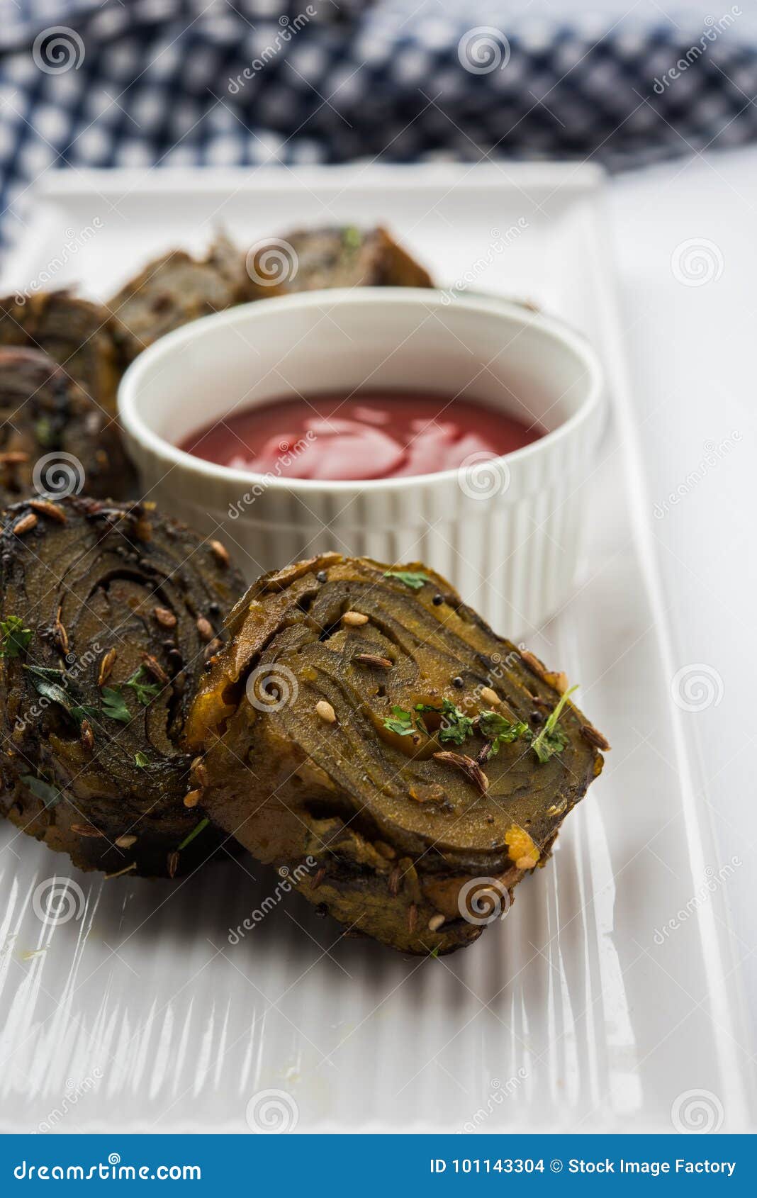 Comida India Patra O Paatra O Alu Vadi Foto de archivo - Imagen de ...