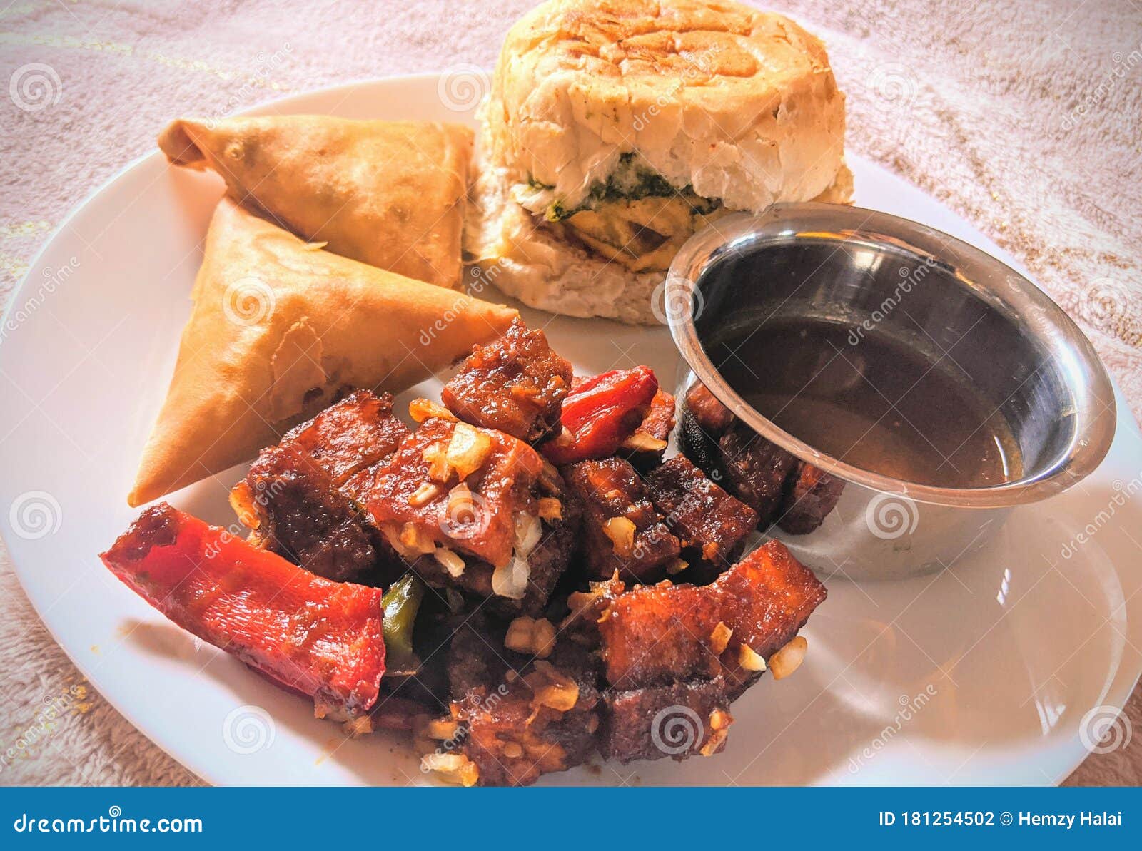 Comida Indiana De Rua Samosa Paneer Dabeli Foto de Stock - Imagem de ...