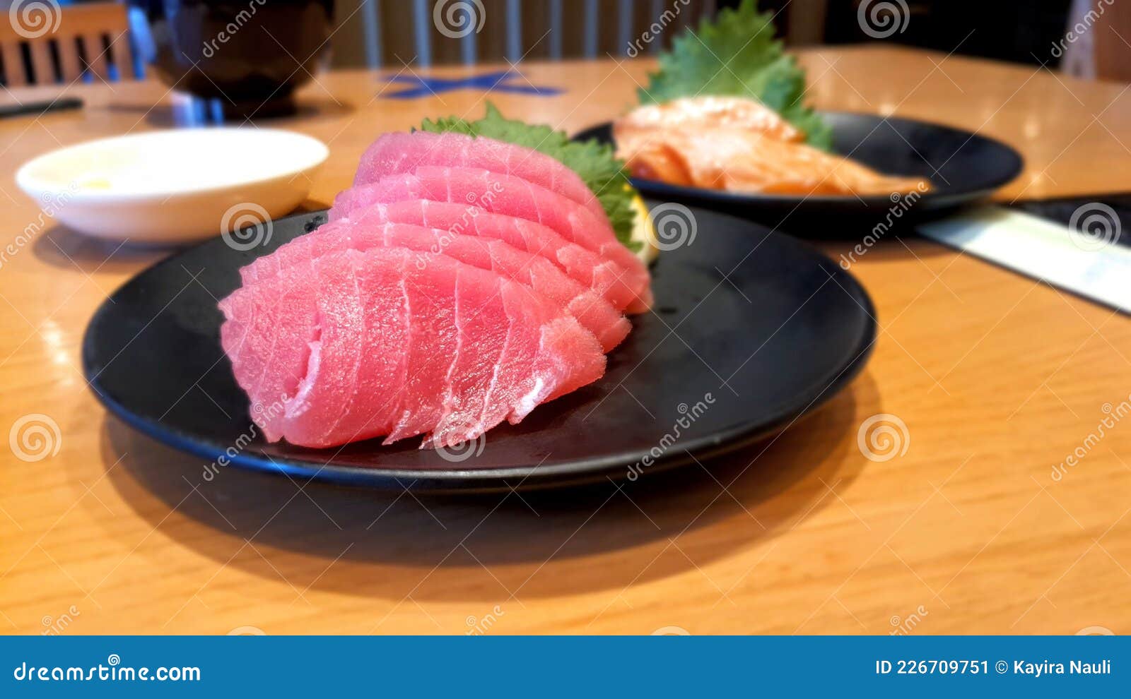 Comida Japonesa Atum Sashimi Em Mesa De Madeira Imagem de Stock ...