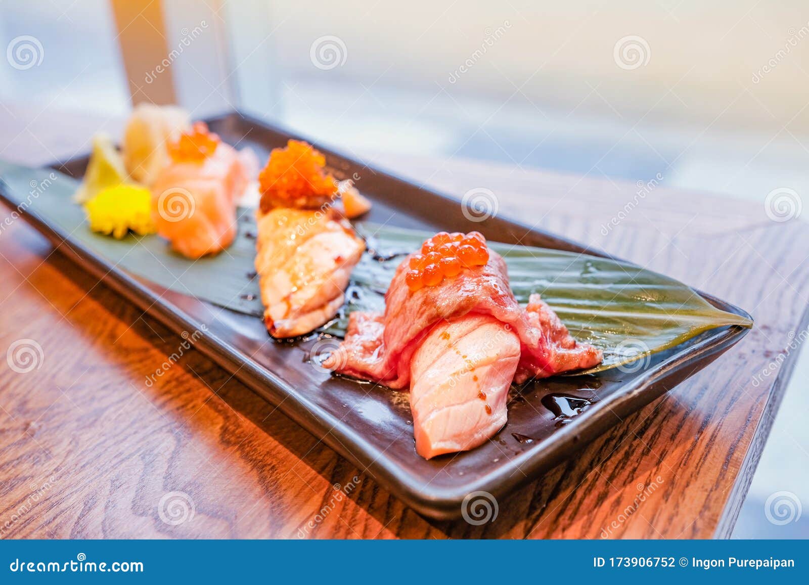 Comida Japonesa Un Sistema De Sushi Puesto En Un Plato Rectangular Foto ...