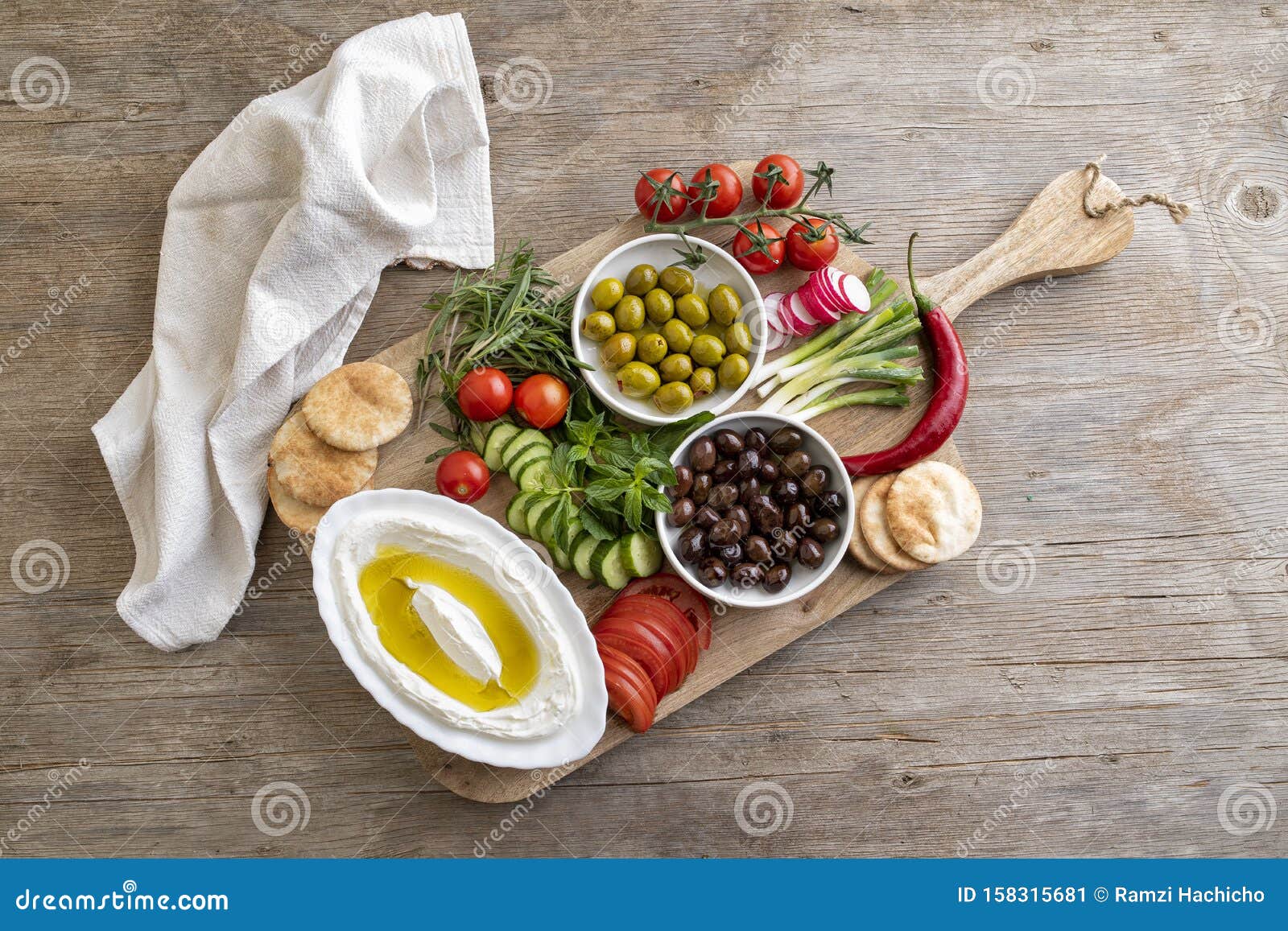 Comida Libanesa De Queso Labneh Yogurt, Verduras Y Aceitunas Imagen de ...