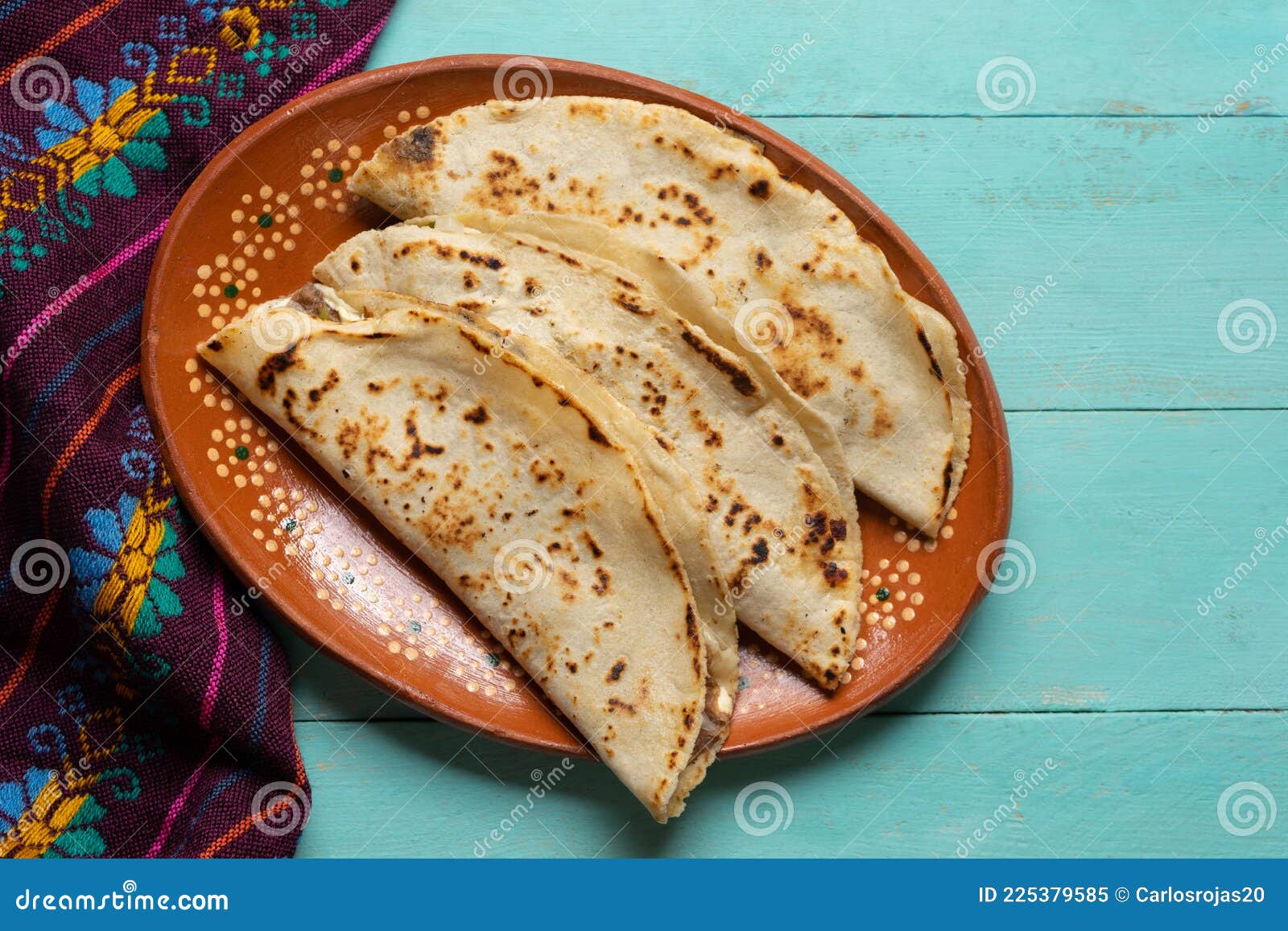 Comida Mexicana. Quesadillas De Fondo Turquesa Imagen de archivo ...