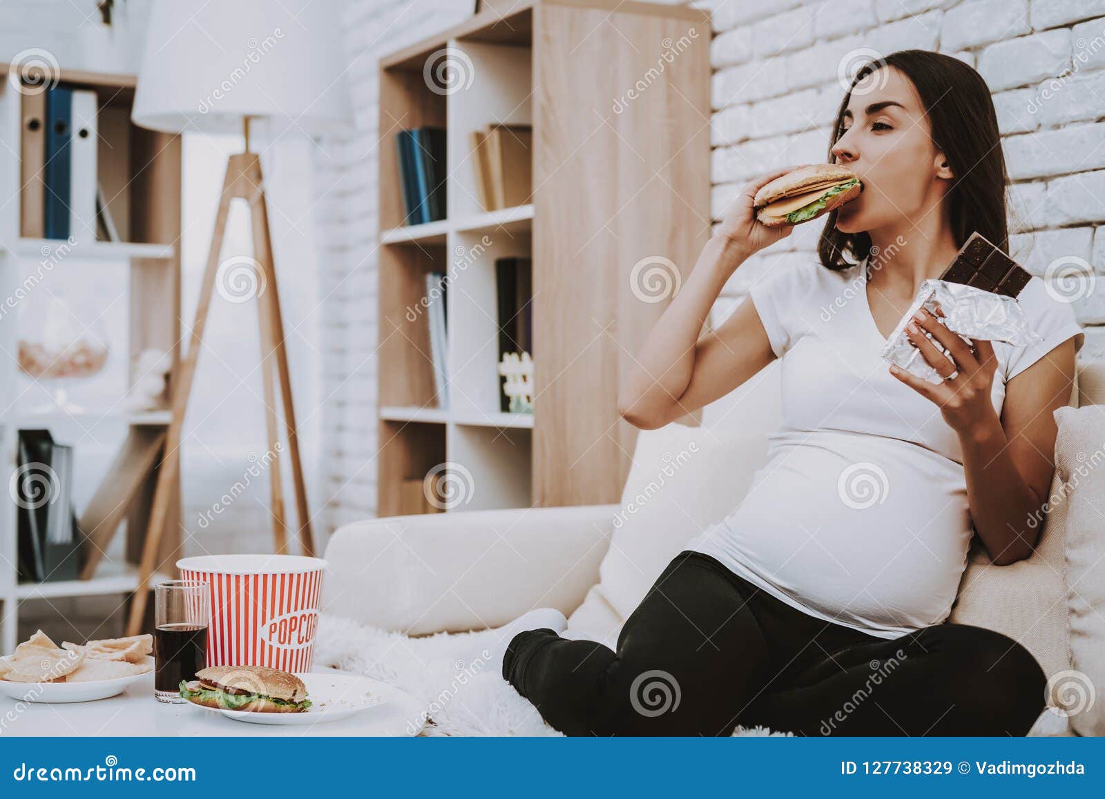 Comida Muchacha Embarazada Coma Hamburguesa Chocolate Imagen de archivo ...