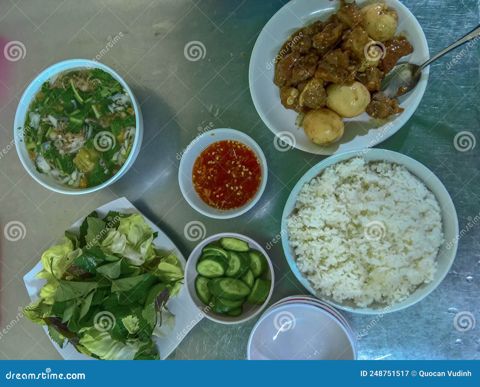 Comida Na Bandeja Na Mesa De Jantar Imagem de Stock - Imagem de ...