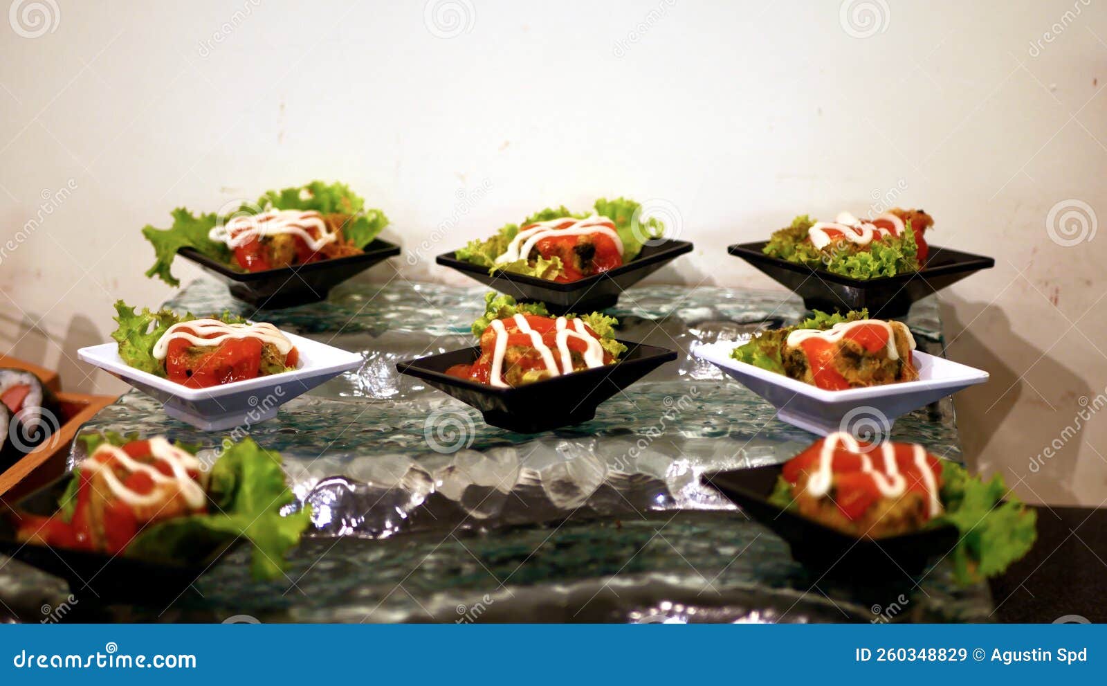 Comida Na Mesa Pronta Para Jantar No Buffet Do Restaurante Imagem de ...