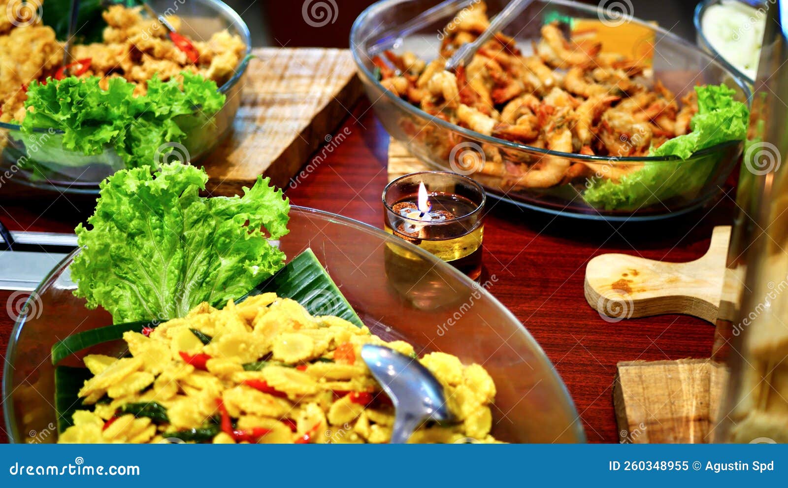 Comida Na Mesa Pronta Para Jantar No Buffet Do Restaurante Imagem de ...