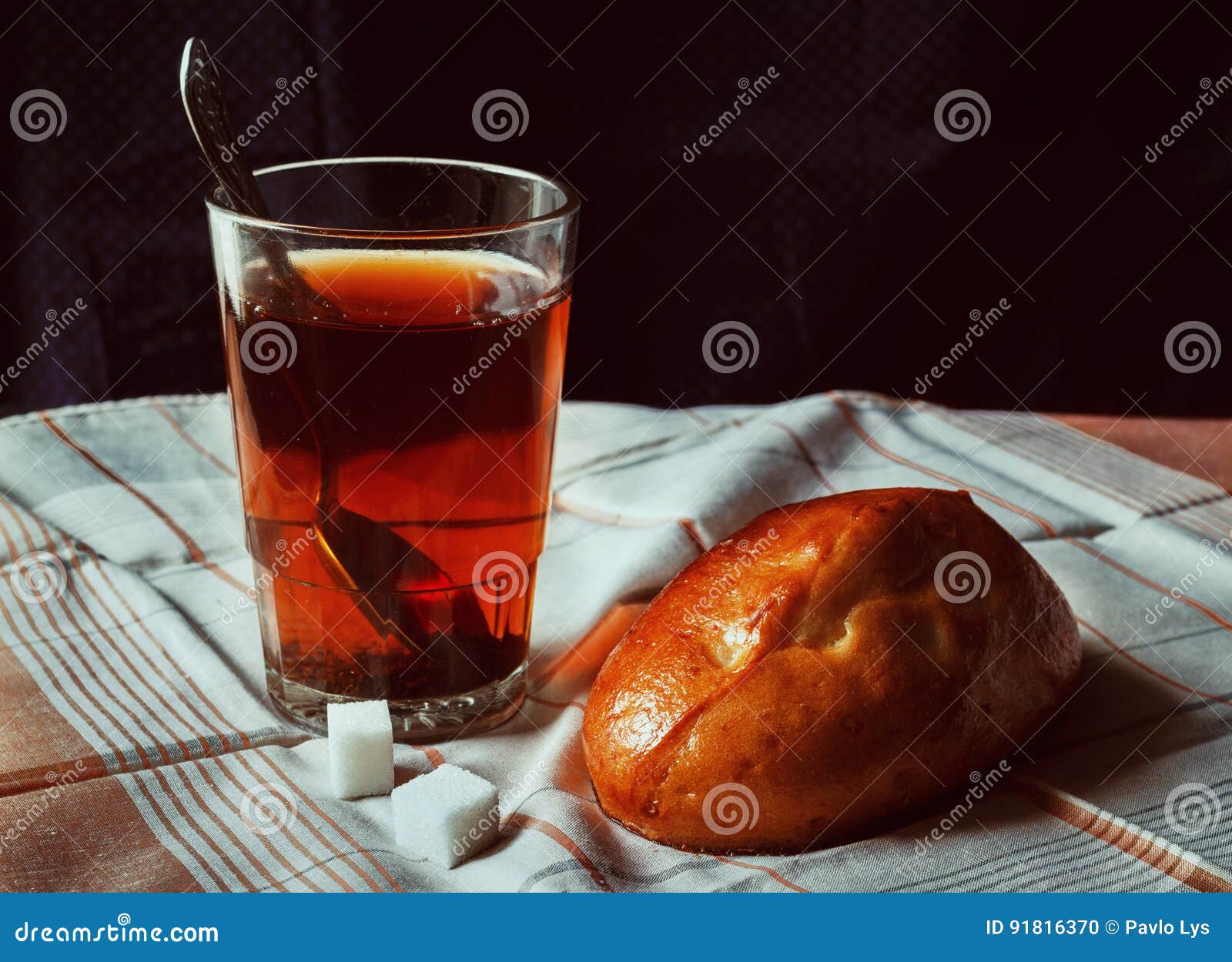 Comida: pan con té foto de archivo. Imagen de cubo, restaurante - 91816370