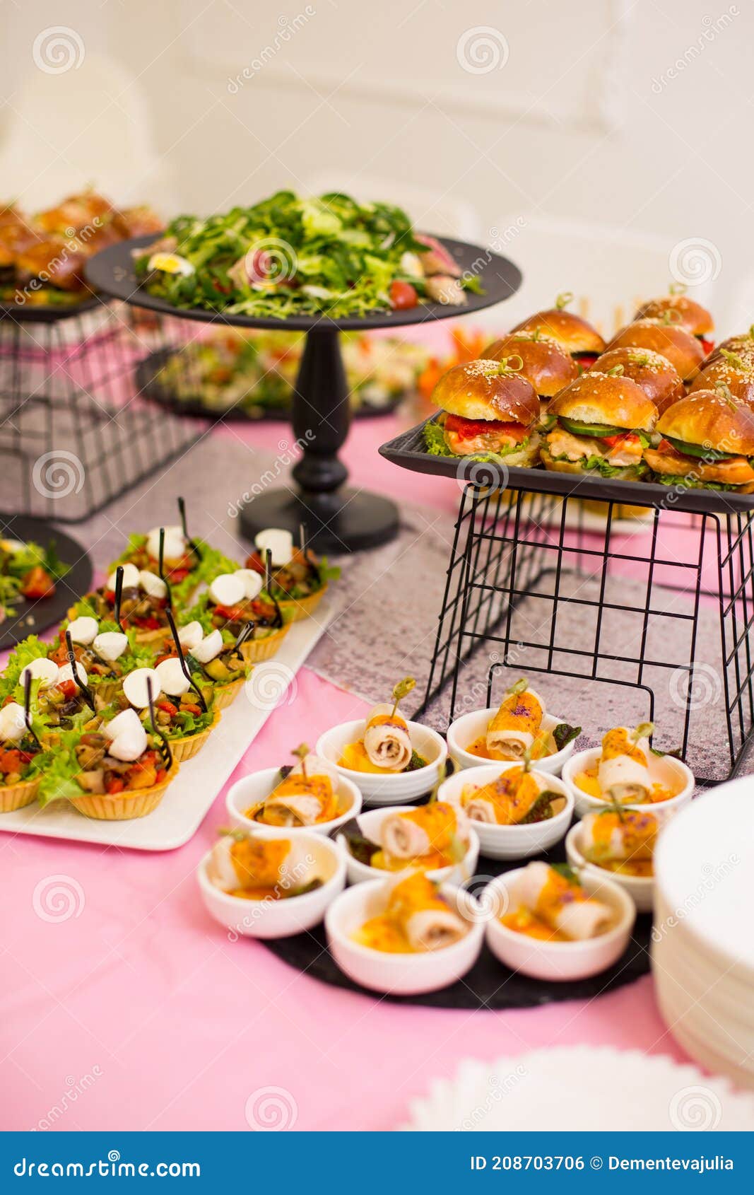 Comida Para La Fiesta De Cumpleaños Foto De Archivo Imagen De Cena Preparado 208703706