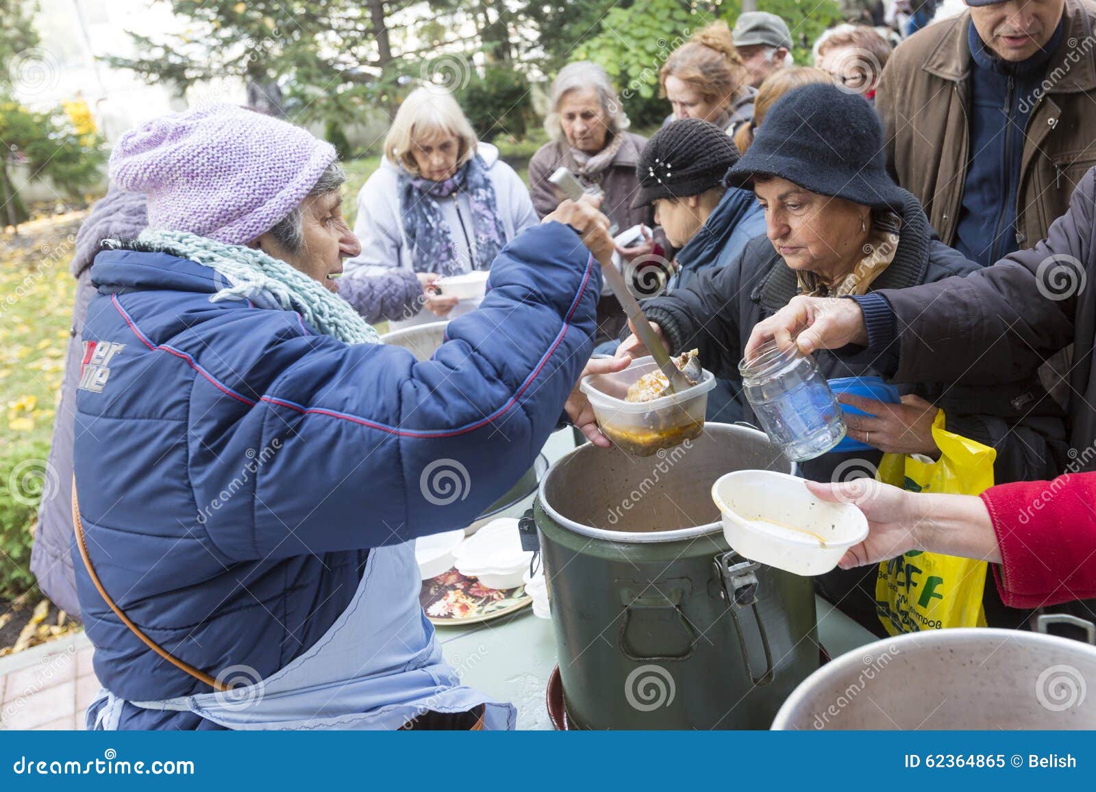 Comida para los pobres imagen editorial. Imagen de rezo - 62364865