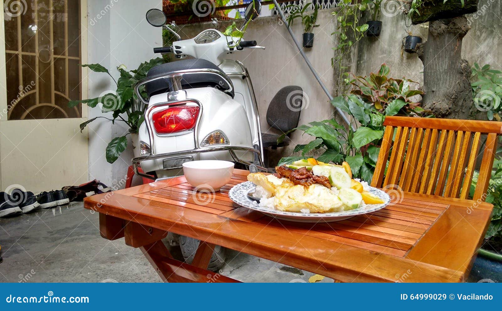Comida Pasada Antes De Irse Imagen de archivo - Imagen de moto, servido ...