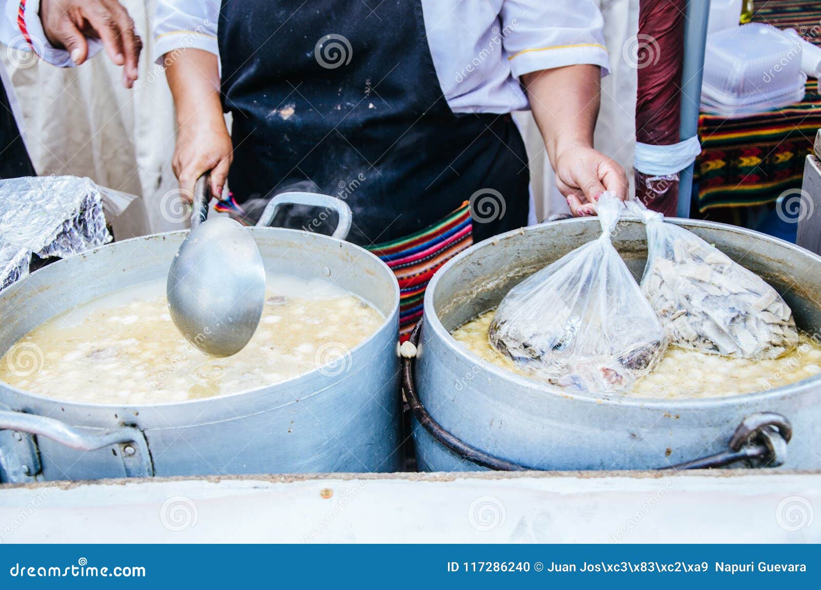 Comida Peruana: Criolla De Sopa De Caldo De Mote Foto de archivo ...