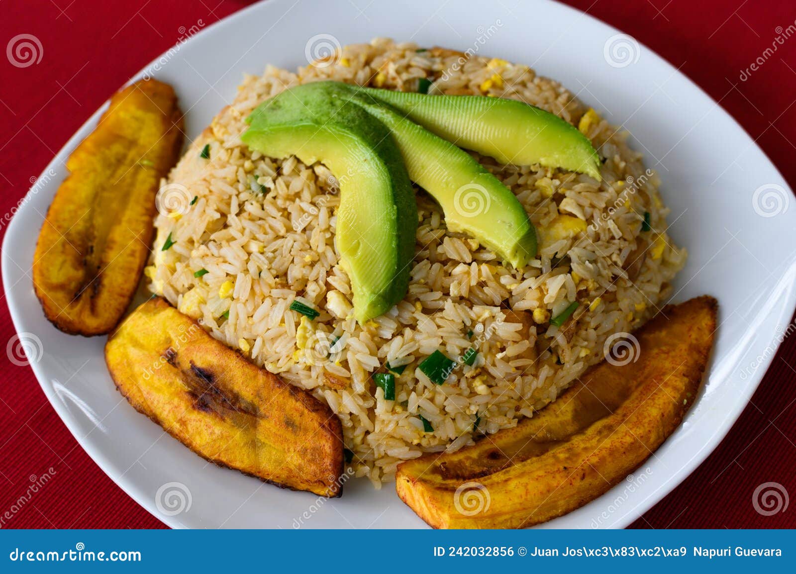 Comida Peruana Del Amazon Chaufa Con Jerky De Buey Y Chorizo Ahumado ...