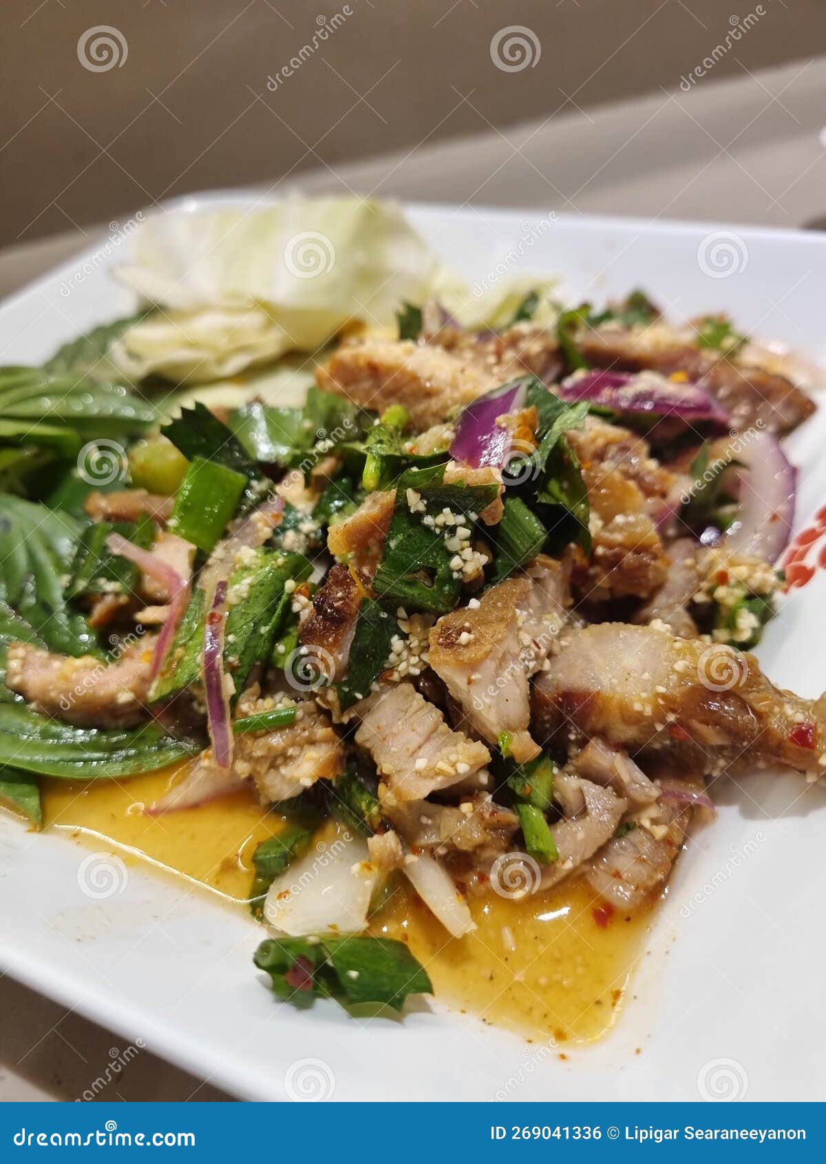 Comida Picante De Ensalada De Cerdo Picada Thai Foto de archivo ...