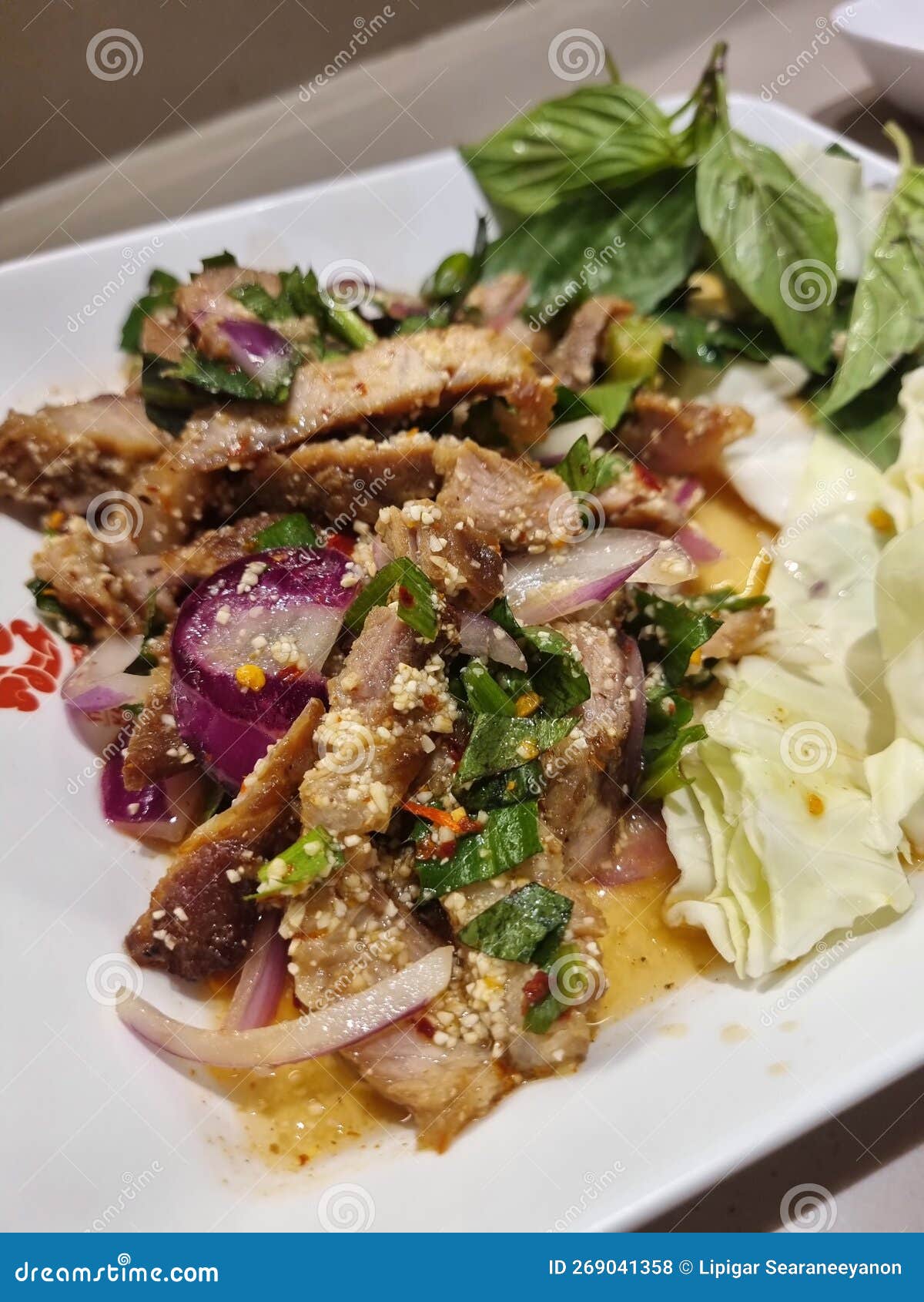 Comida Picante De Ensalada De Cerdo Picada Thai Foto de archivo ...