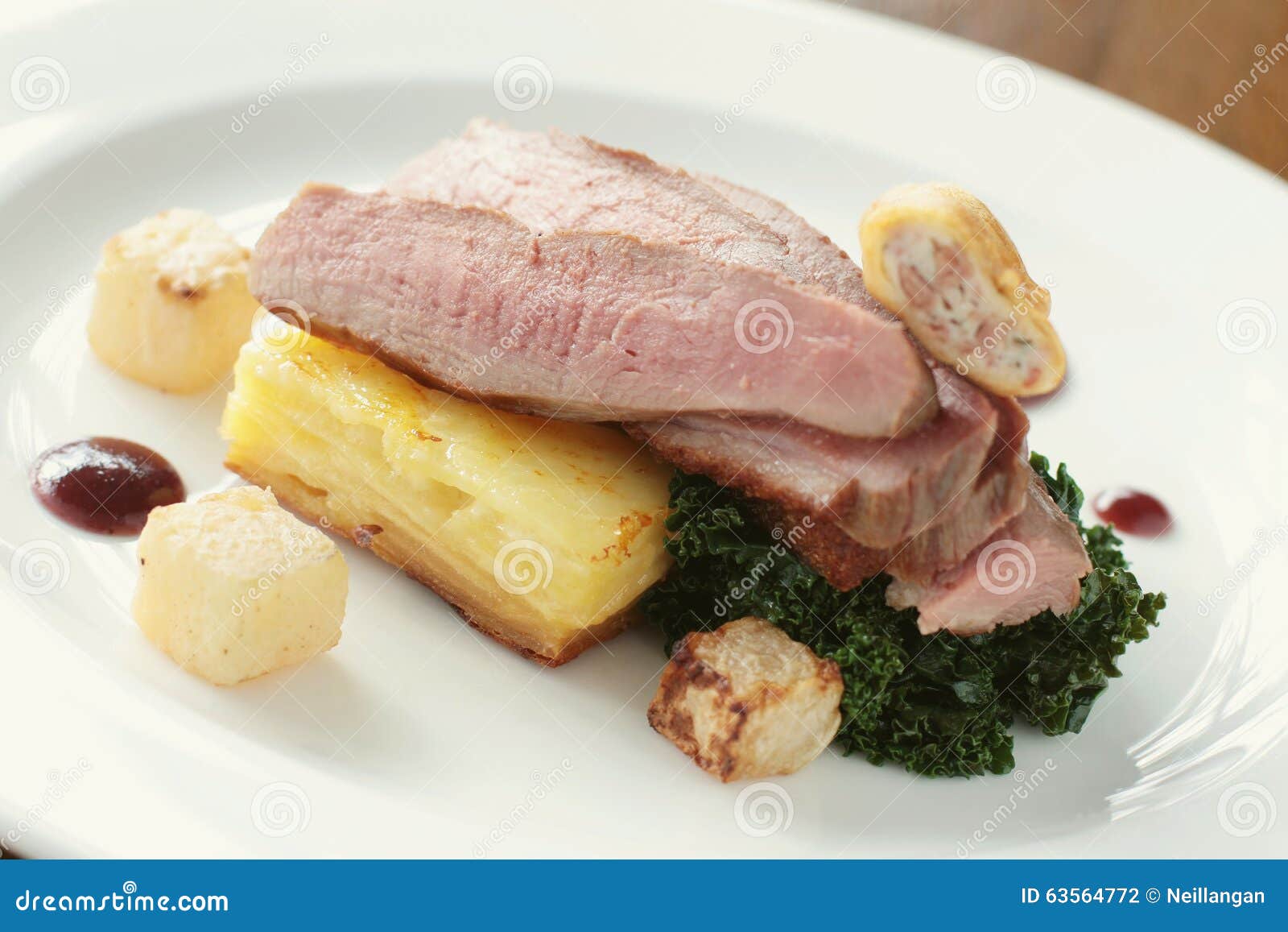 Comida Plateada De La Pechuga De Pato Con Las Verduras Foto de archivo ...